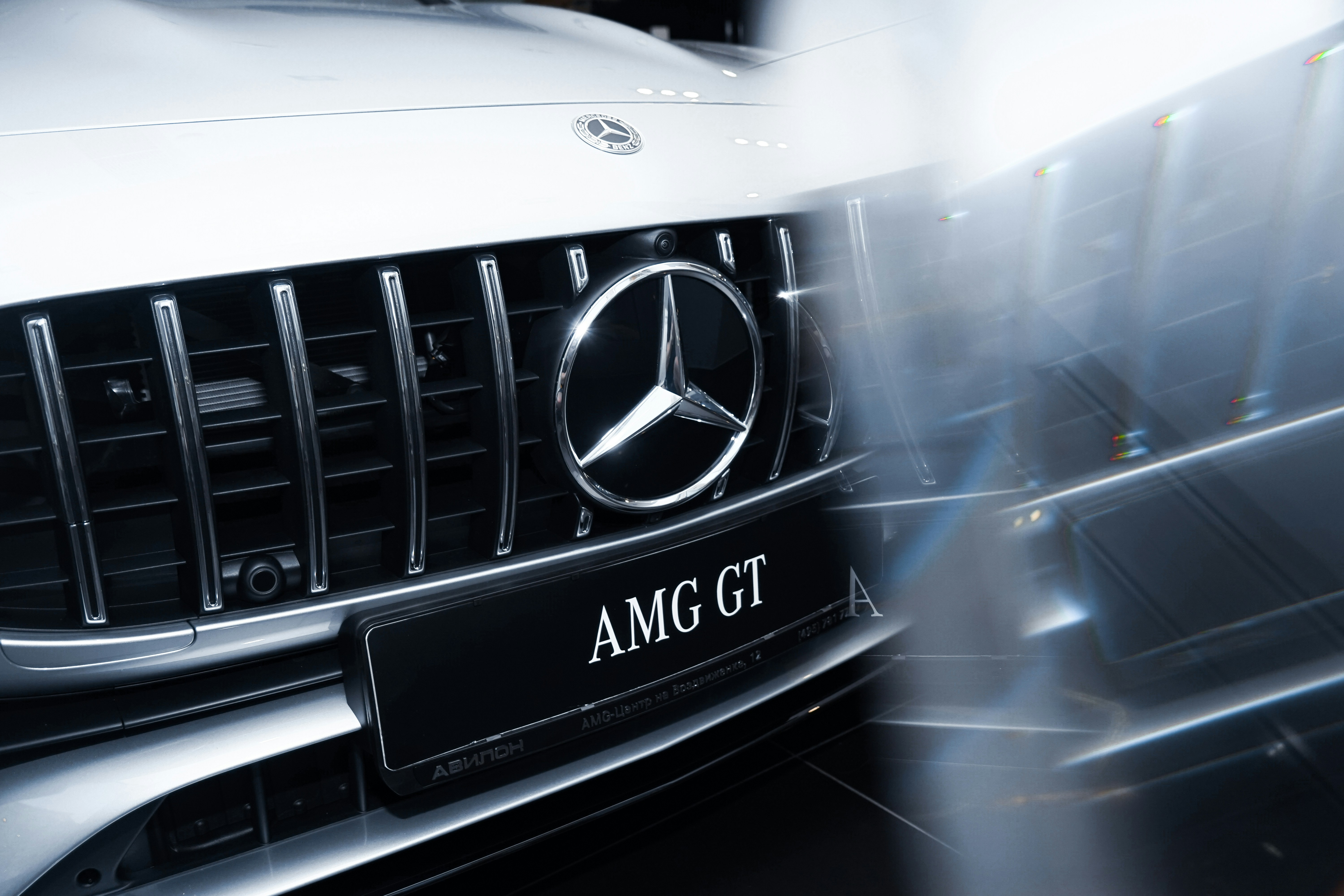 Voiture Mercedes Benz blanche dans un garage photo – Image gratuite de ...