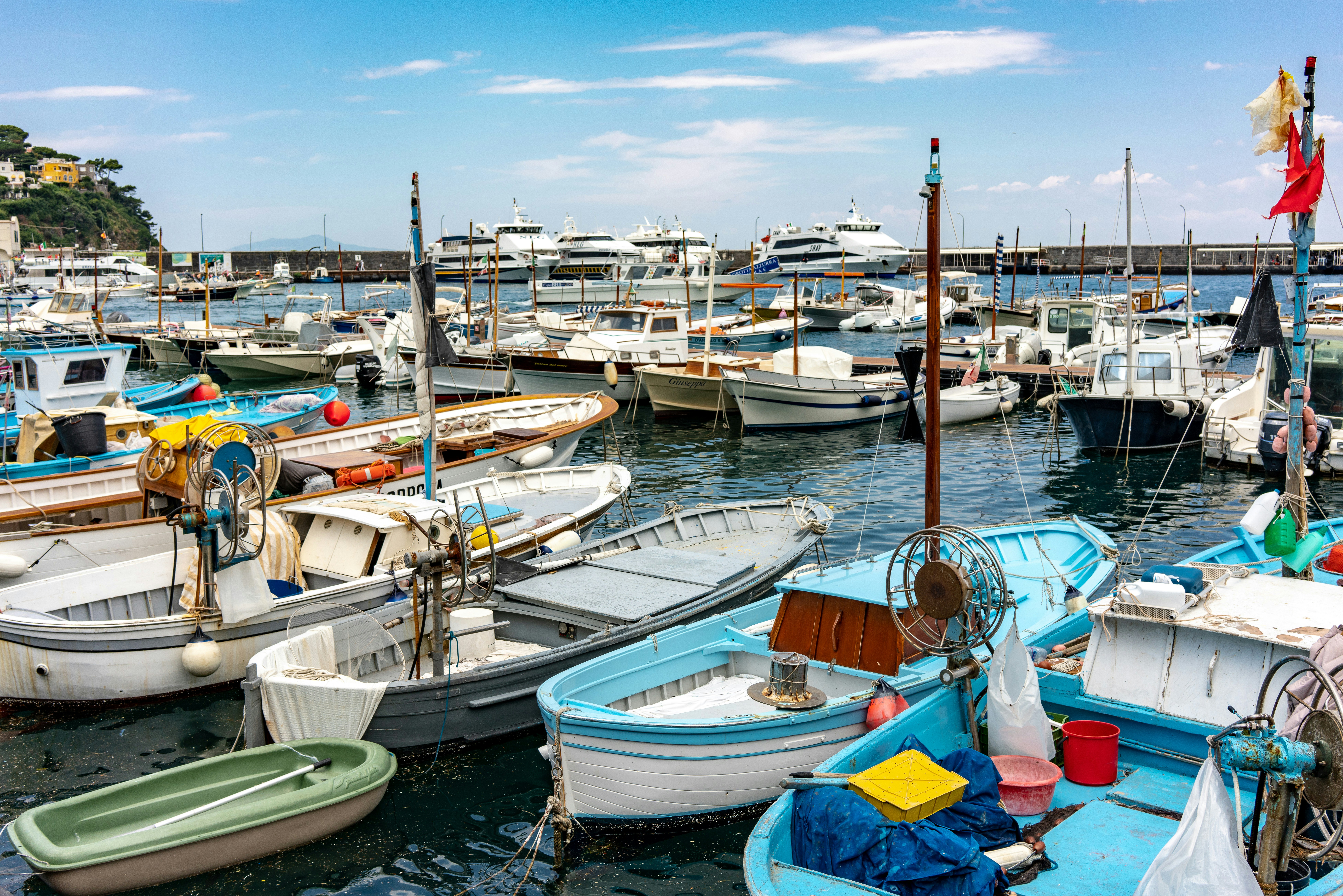 Barche bianche e blu sul molo di mare durante il giorno foto – Immagine ...