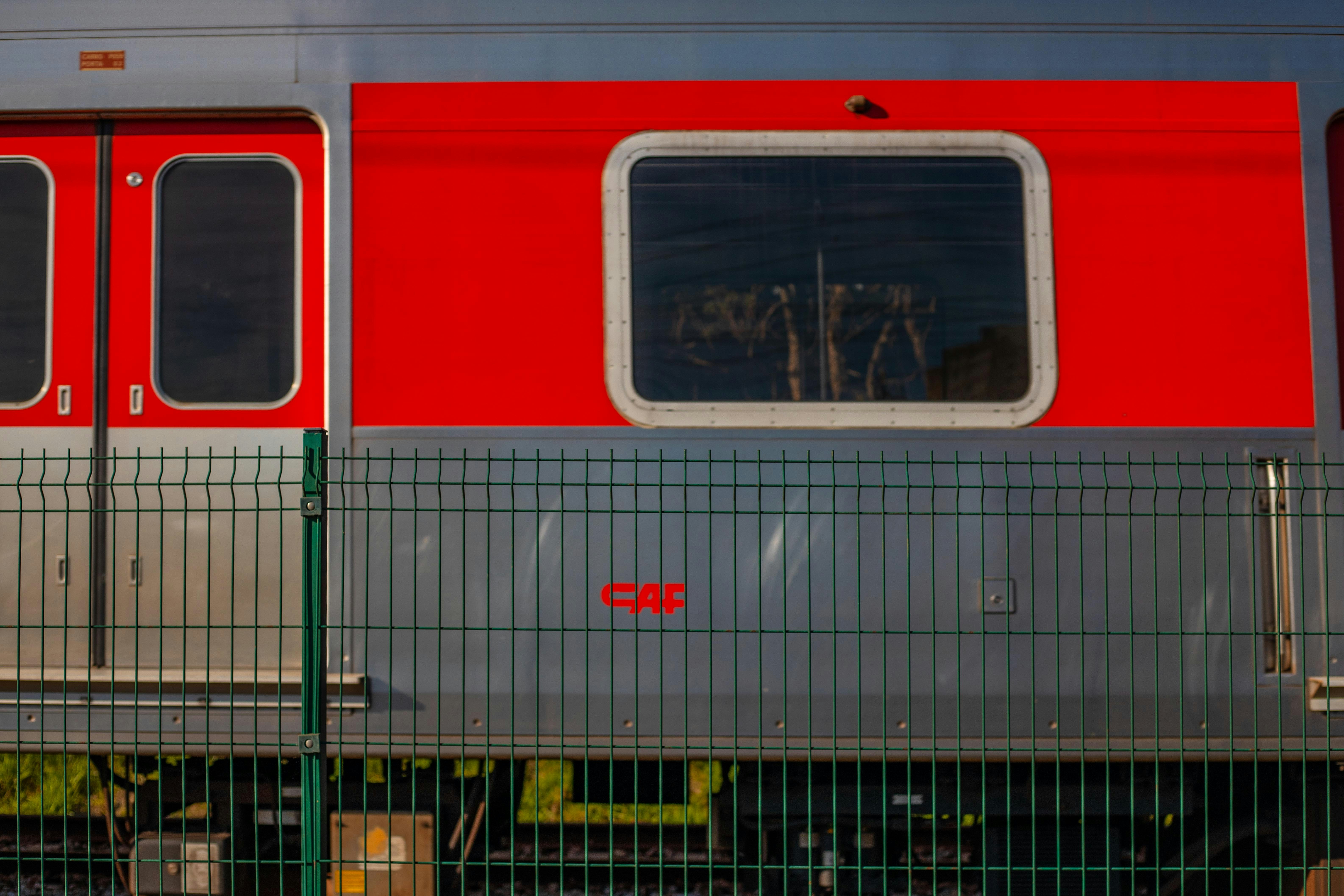Train rouge et blanc sur rail photo – Photo CPTM Gratuite sur Unsplash