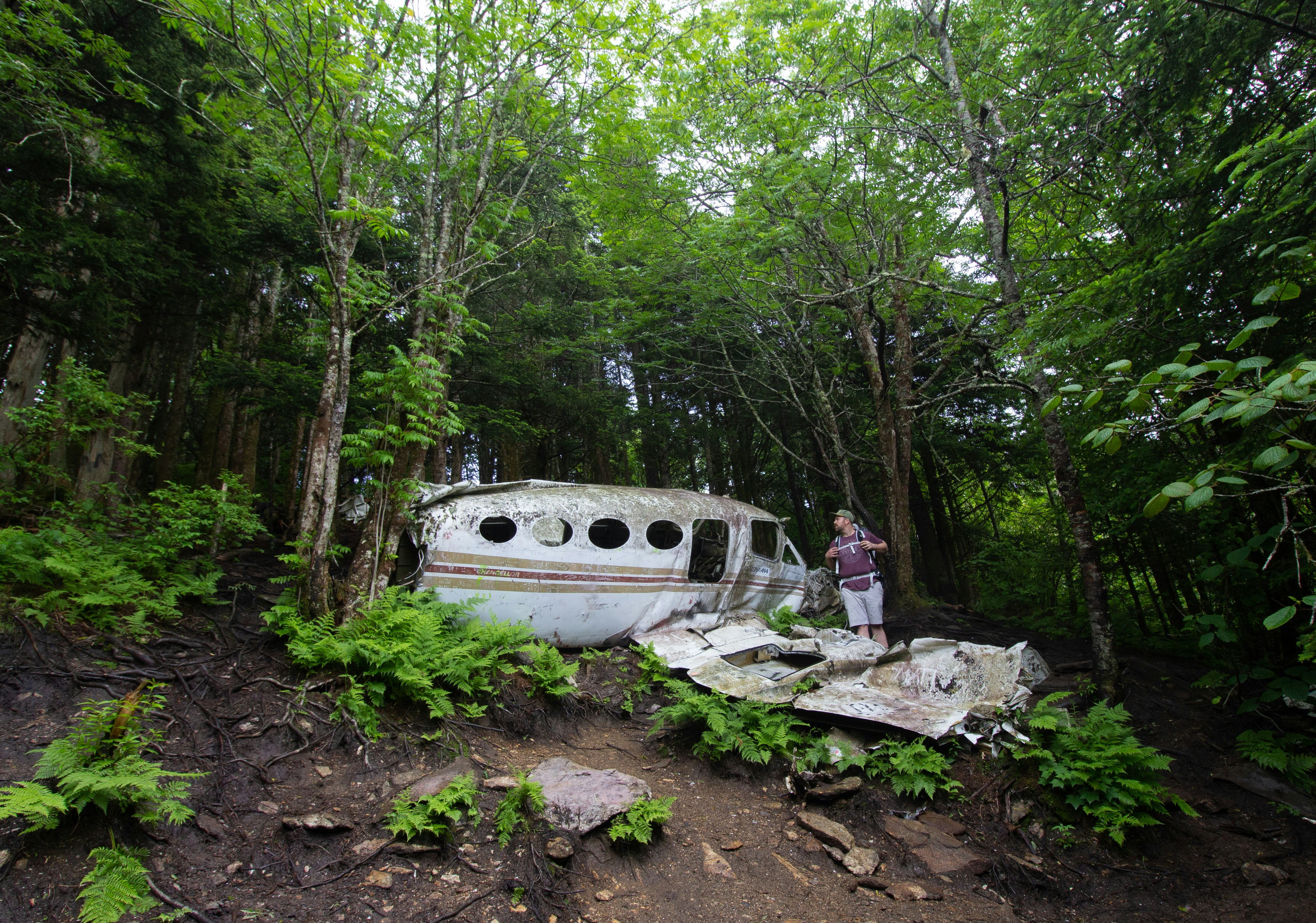 Barco blanco sobre suelo marrón foto – Imagen de Montañas Blue Ridge ...
