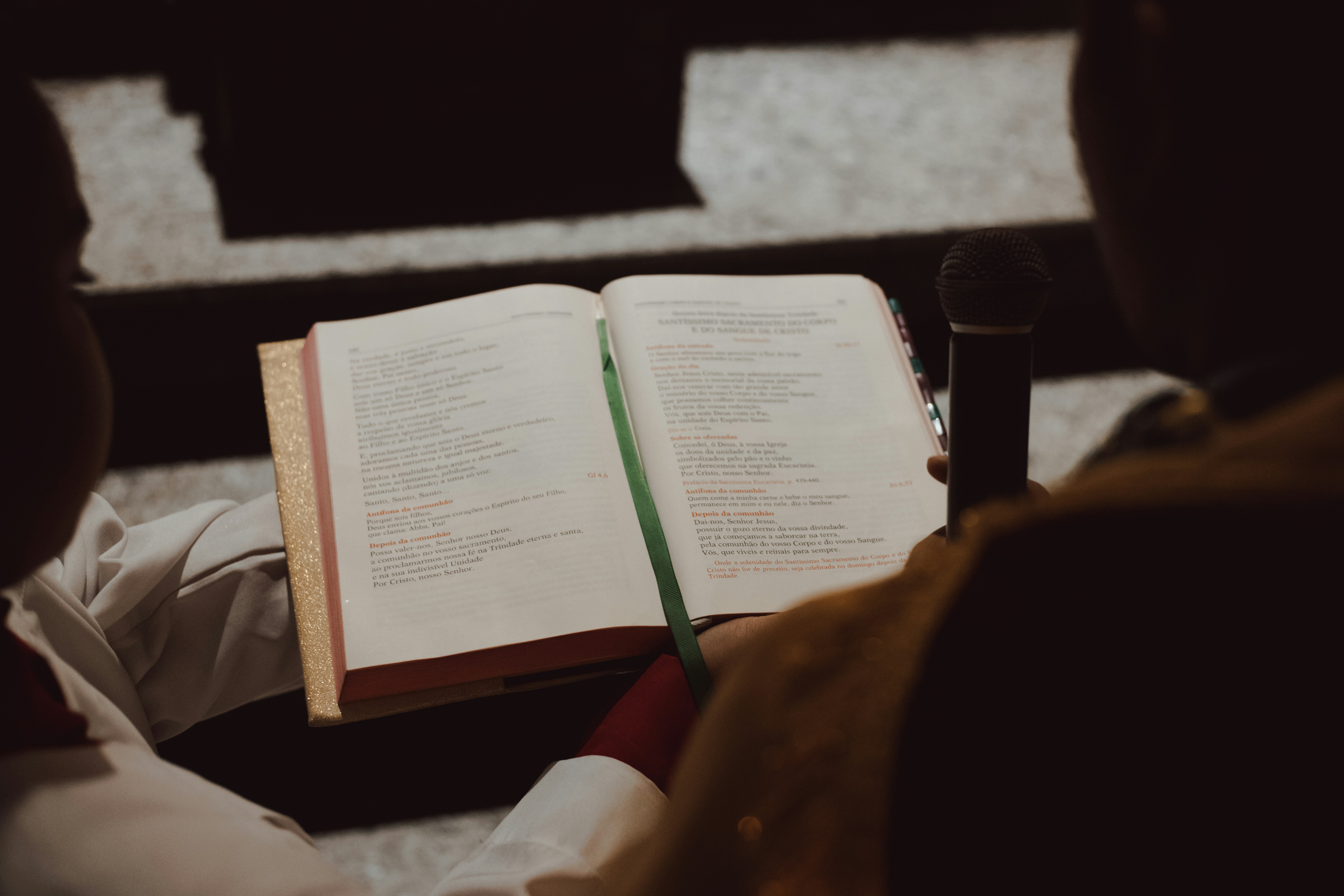 Foto Persona sosteniendo notas musicales en textil gris – Imagen Libro ...