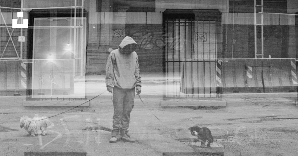 Foto Hombre Con Camisa De Vestir Blanca Y Pantalones Grises Caminando