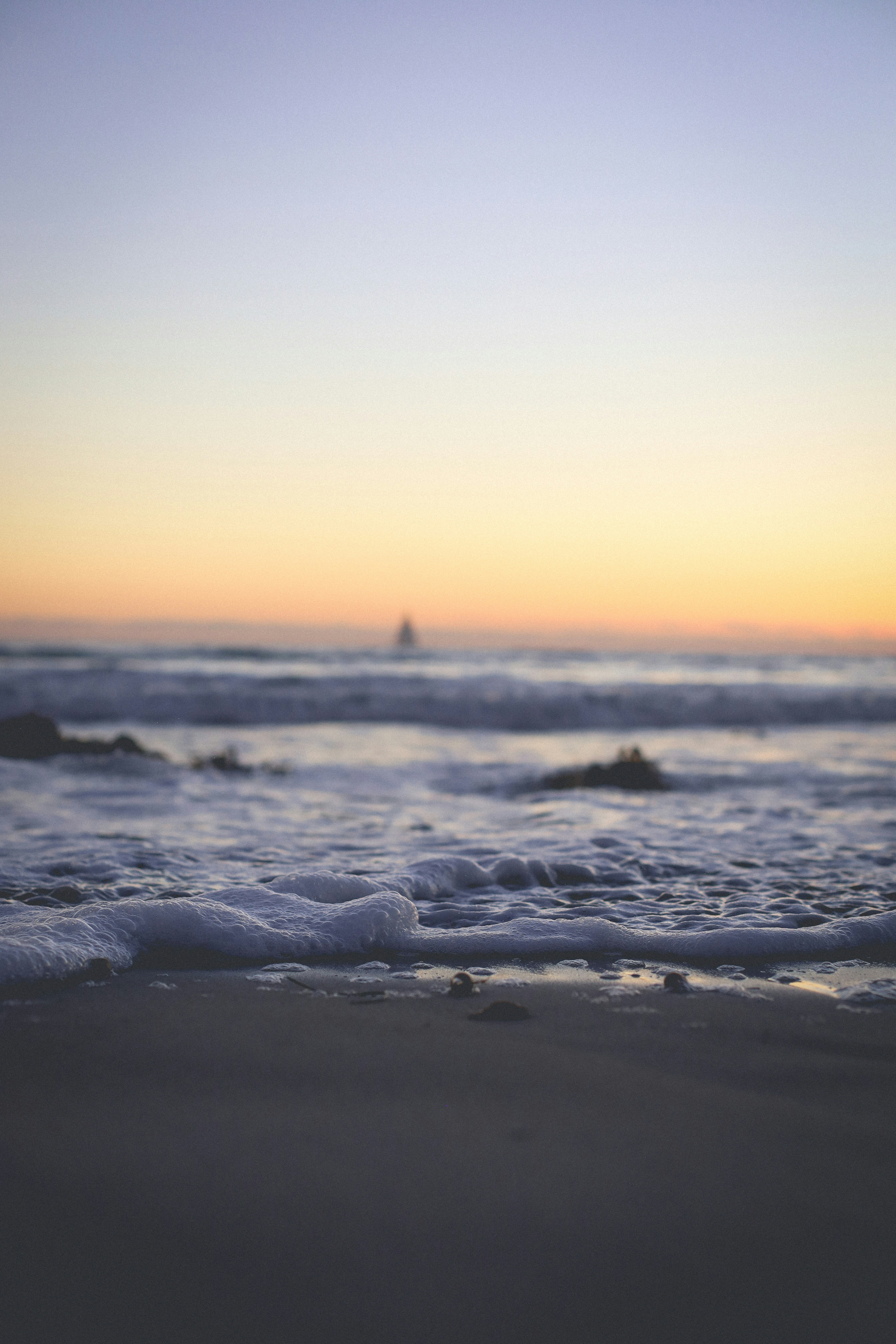 Horizon hush: shoreline at dusk with frothy tide