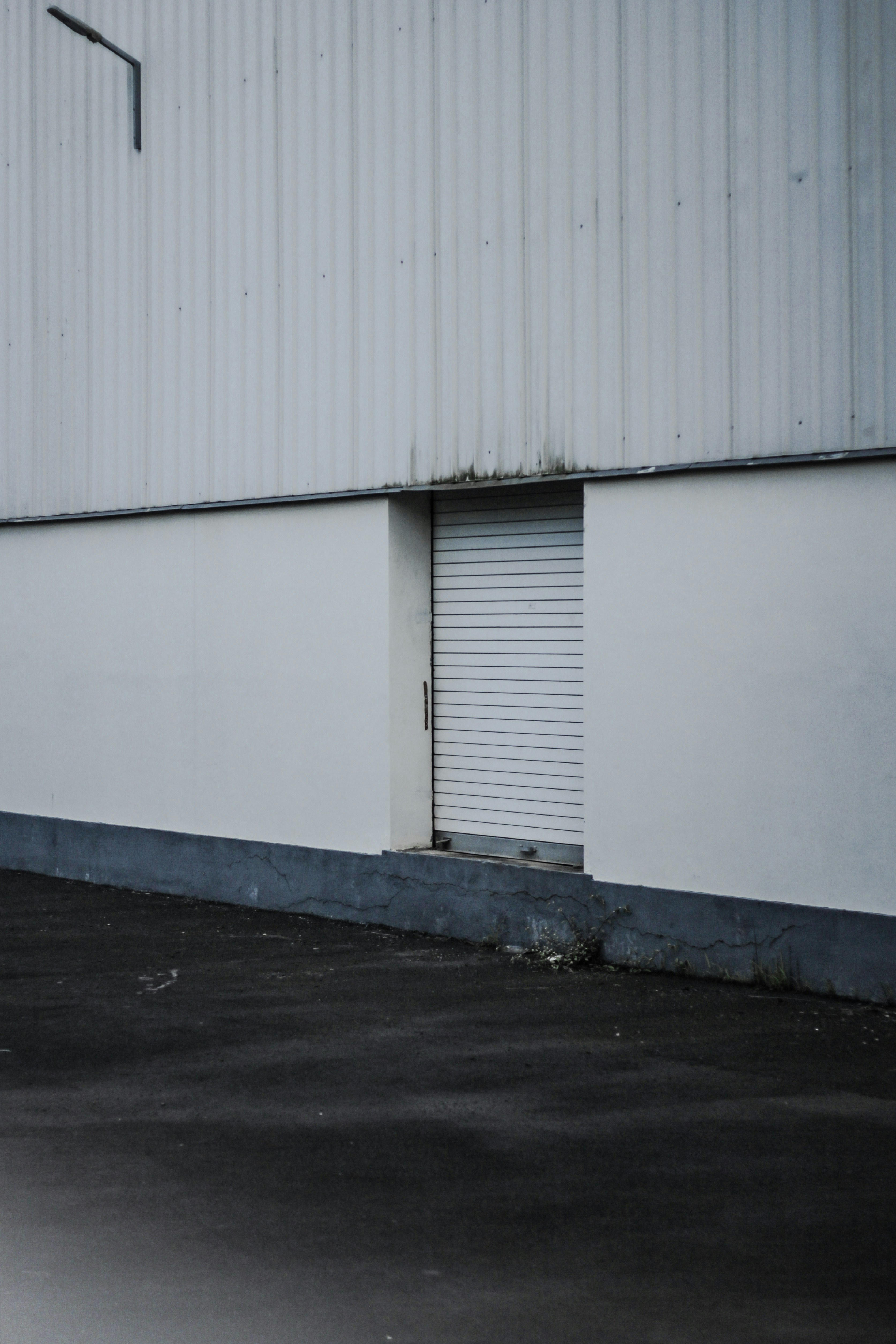 White roll up door closed photo – Free Home decor Image on Unsplash