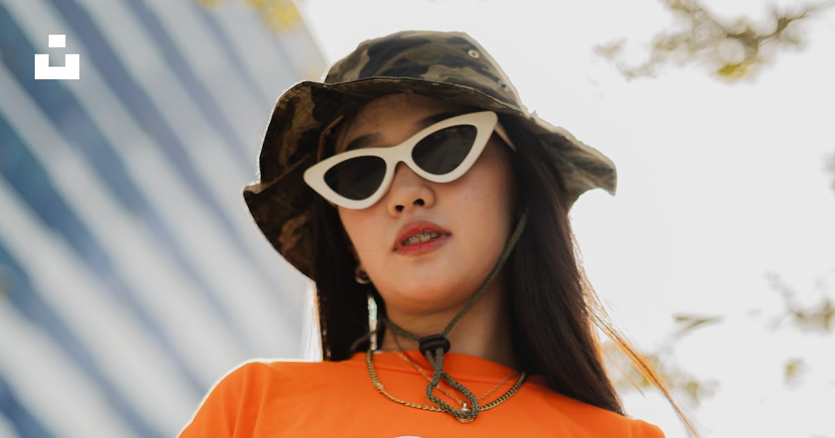검은 선글라스를 쓴 주황색 크루넥 긴팔 셔츠를 입은 여자 사진 Unsplash의 무료 유행 이미지