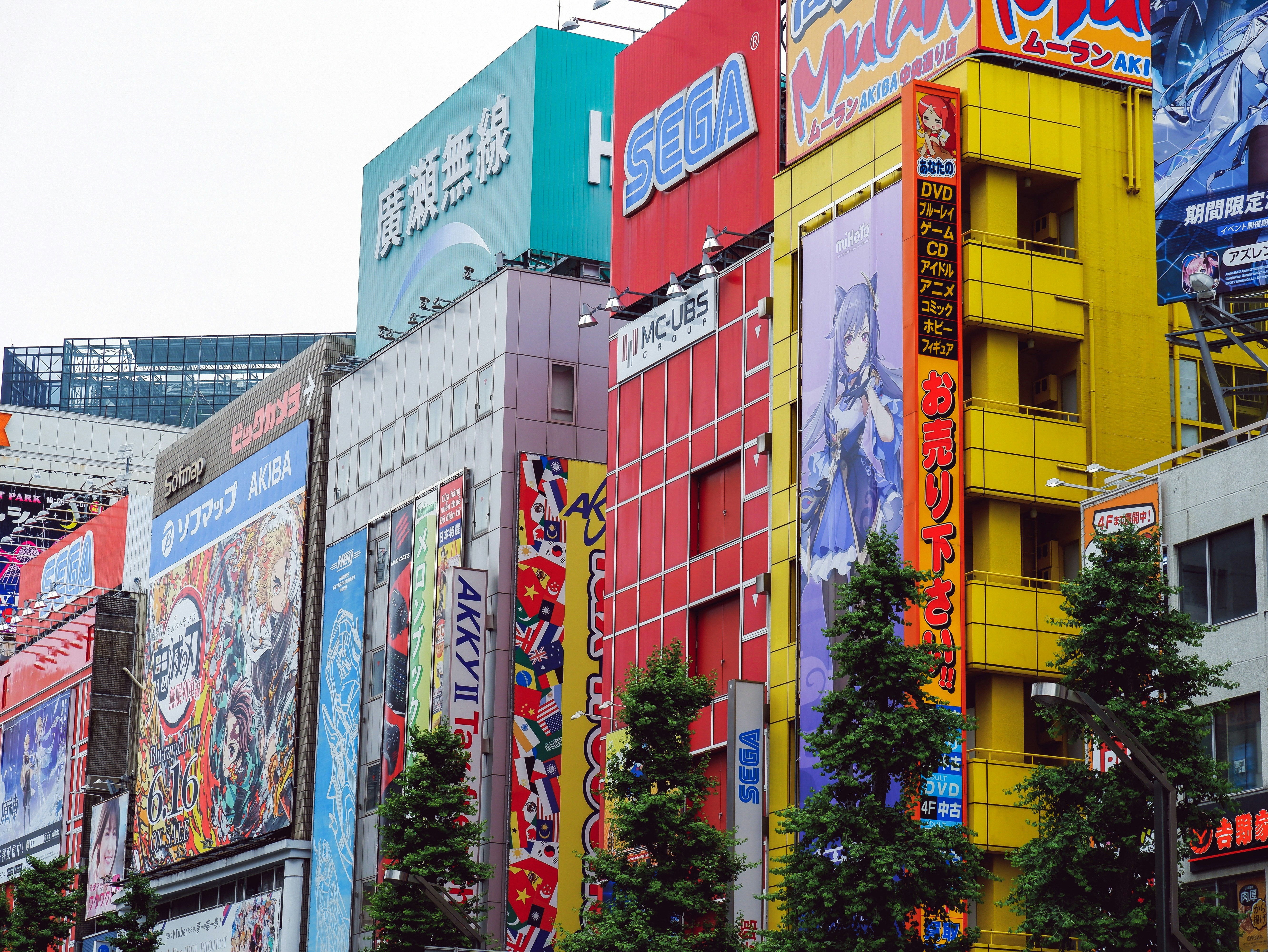 Green and yellow concrete building photo – Free Akihabara Image on Unsplash