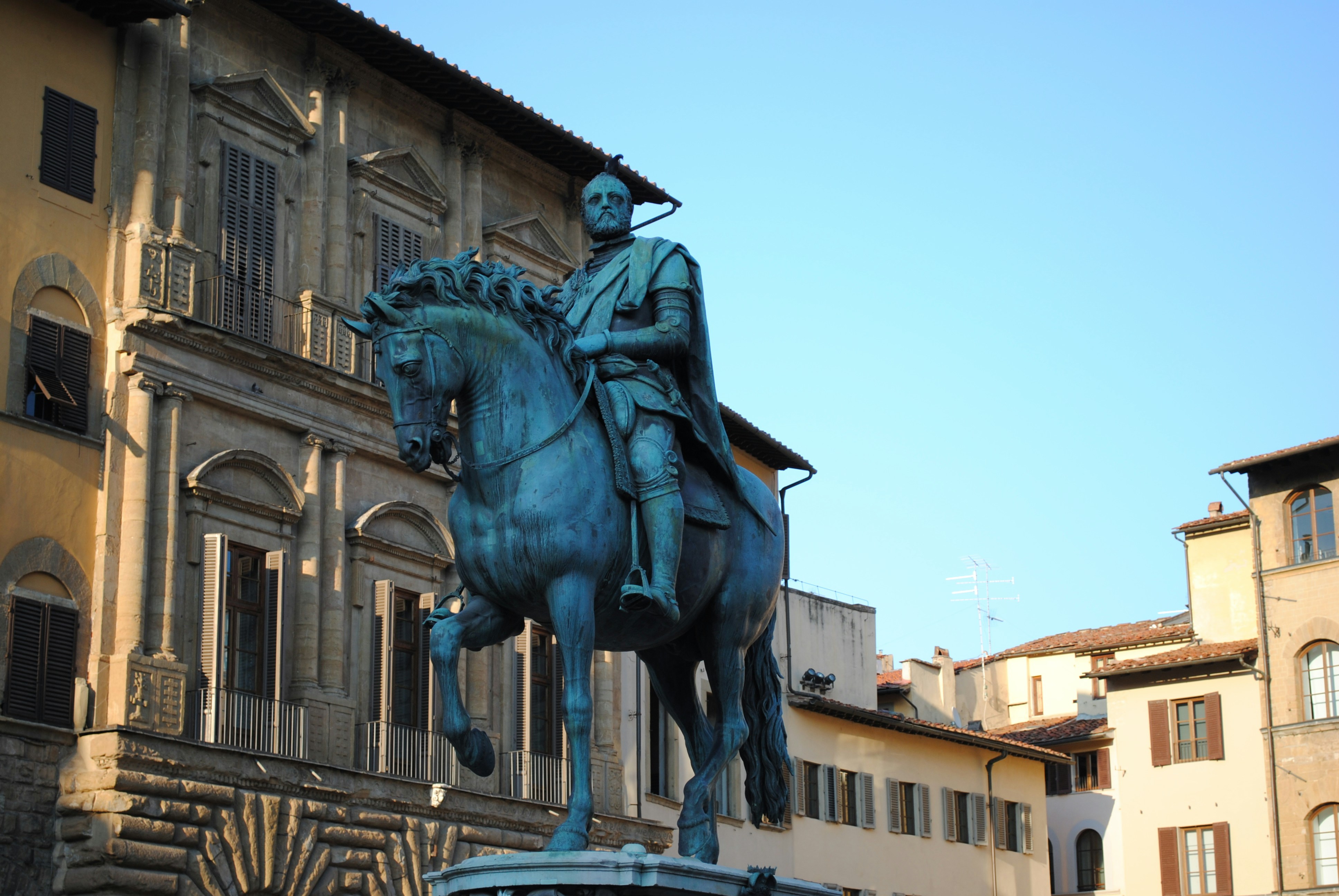Man riding horse statue near white concrete building during daytime ...