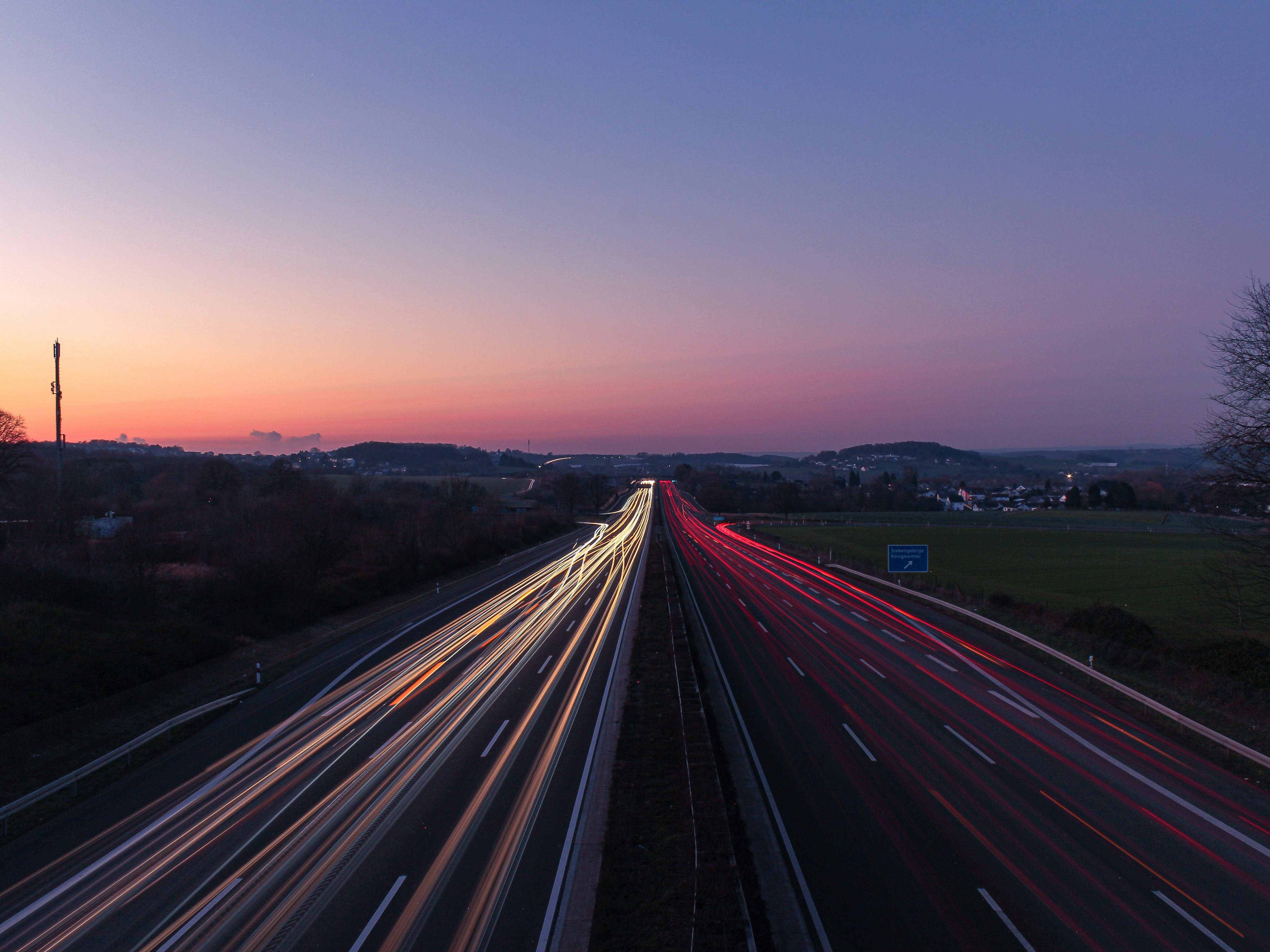 Dusk Convergence on the Expressway: Long-Exposure Light Trails Toward the Horizon