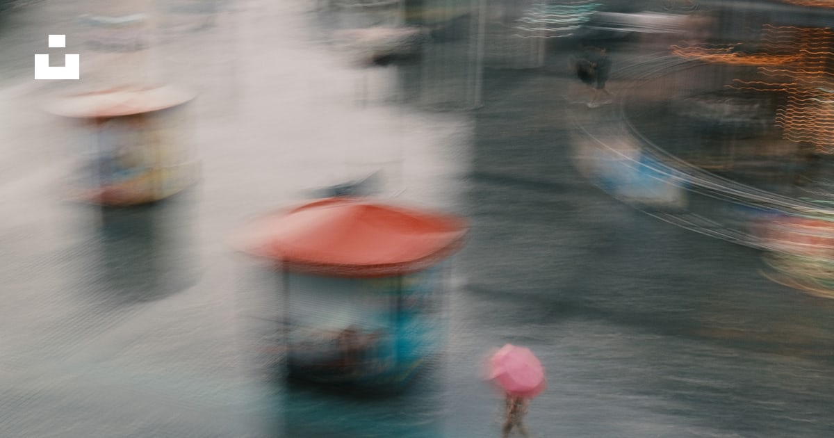 검은 재킷을 입은 사람이 낮에 젖은 도로를 걷고 있는 우산을 들고 있다 사진 Unsplash의 무료 드니프로 이미지