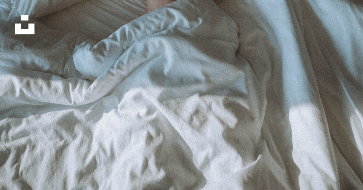 Femme Aux Seins Nus Allongée Sur Le Lit Photo Photo Le Bien être