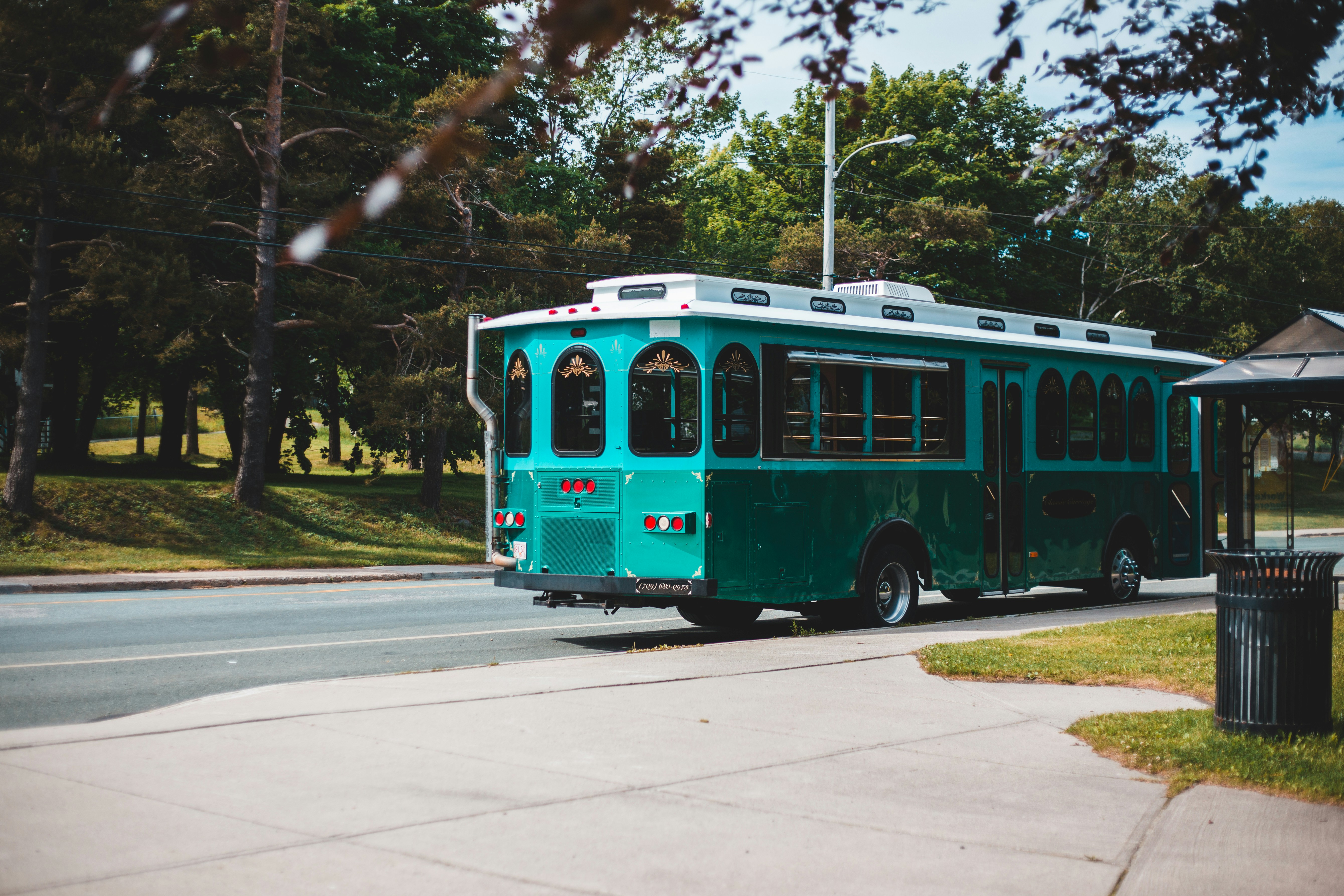 Foto Autobús verde y blanco en la carretera durante el día – Imagen ...