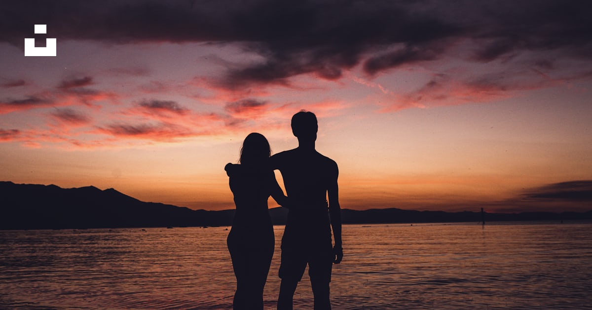 Foto Silueta De Hombre Y Mujer Besándose En La Playa Durante La Puesta