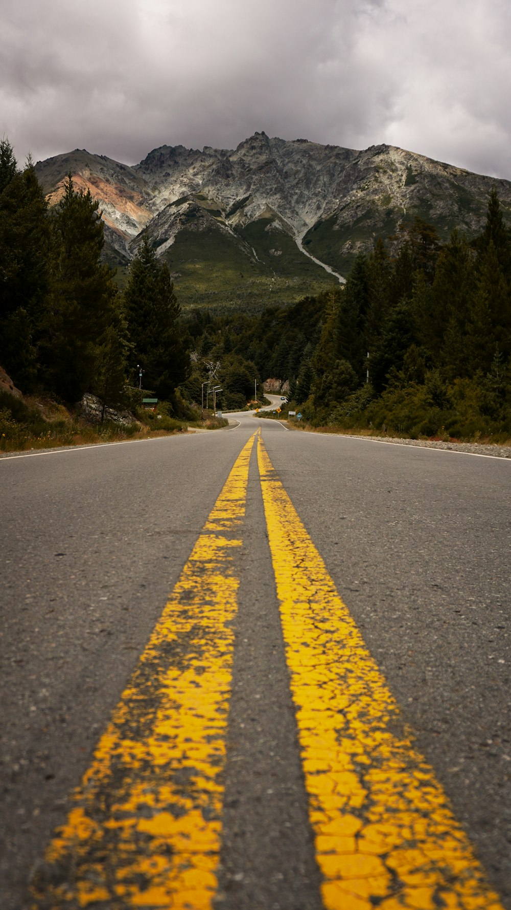 Route en béton gris avec ligne jaune sur le côté photo – Photo Route ... Route en béton gris avec ligne jaune sur le côté photo – Photo Route ...