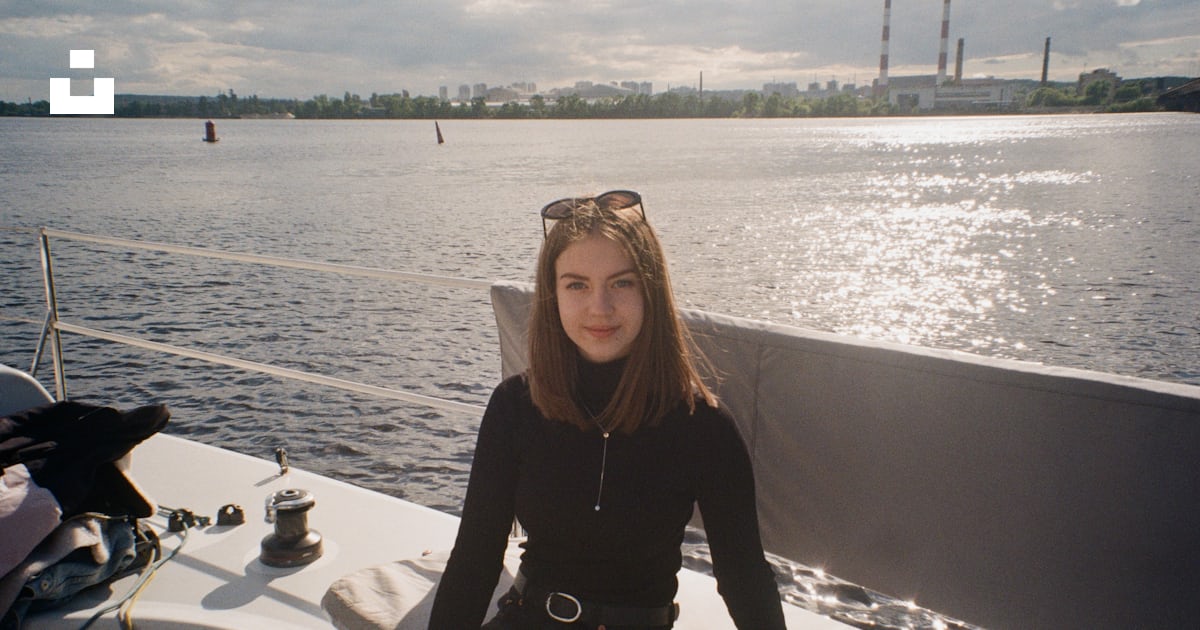 Foto Zum Thema Frau In Schwarzem Langarmhemd Steht Tagsüber Auf Dem