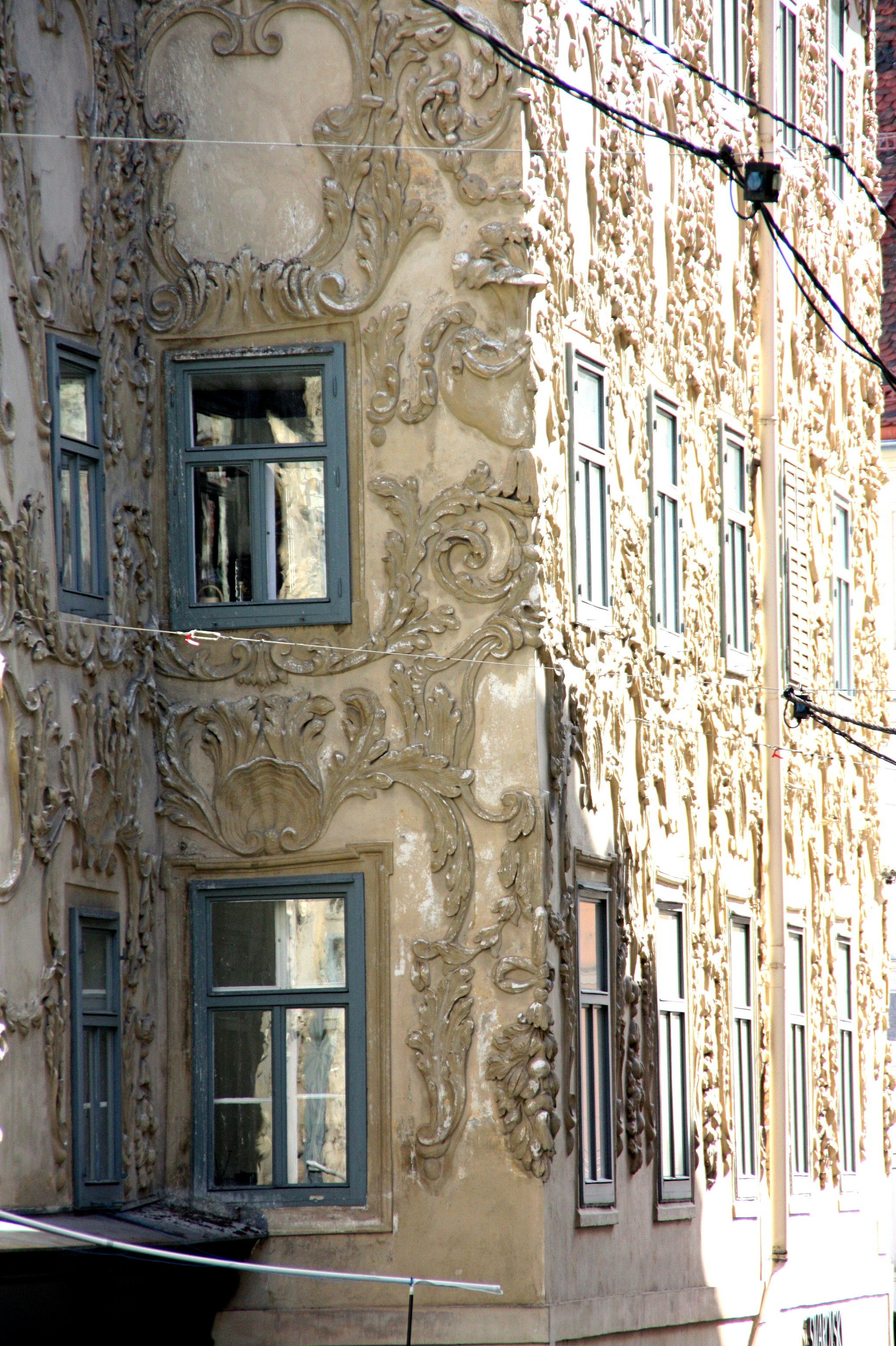 Edificio de hormigón marrón y blanco durante el día foto – Imagen de ...