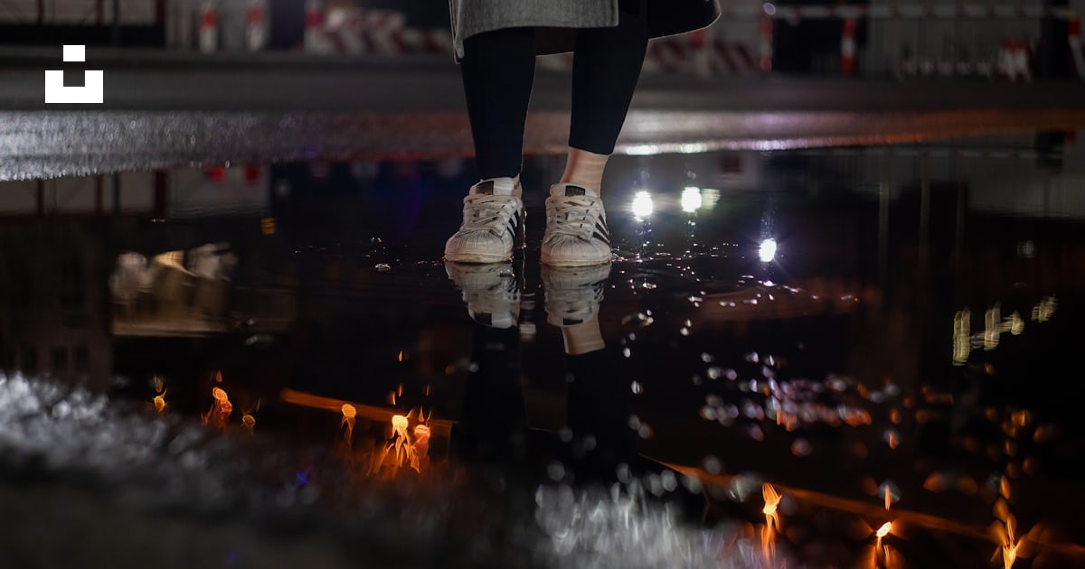 黒いズボンと白い靴を履いた人が夜の道路に立っているの写真 Unsplashのウラジオストクの無料画像