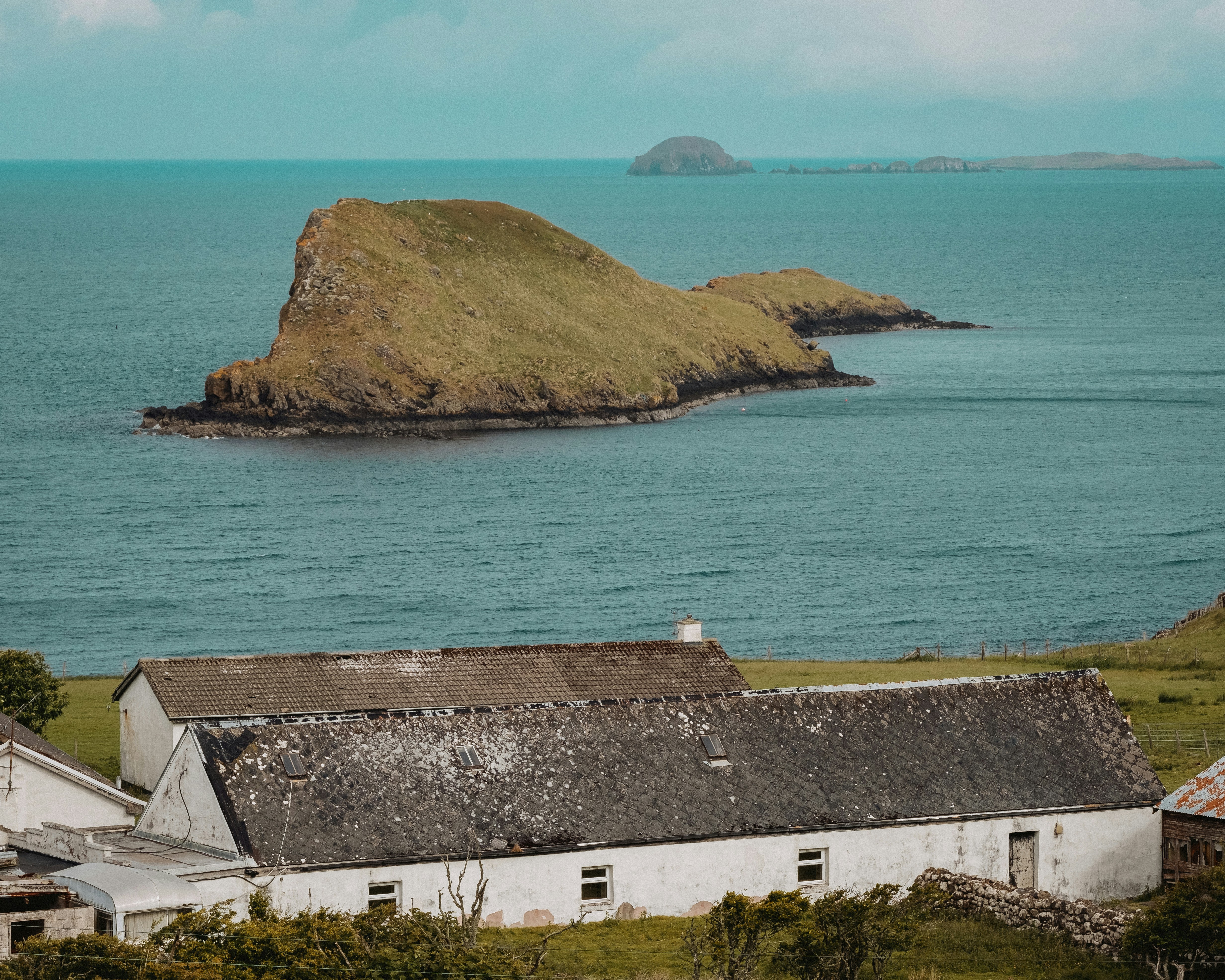 Isle Over the Quiet Coast: Sea, Stone, and Whitewashed Roofs