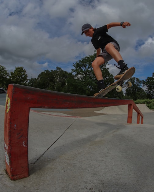 How To Do A Boardslide: A Step-by-Step Skateboarding Tutorial ...