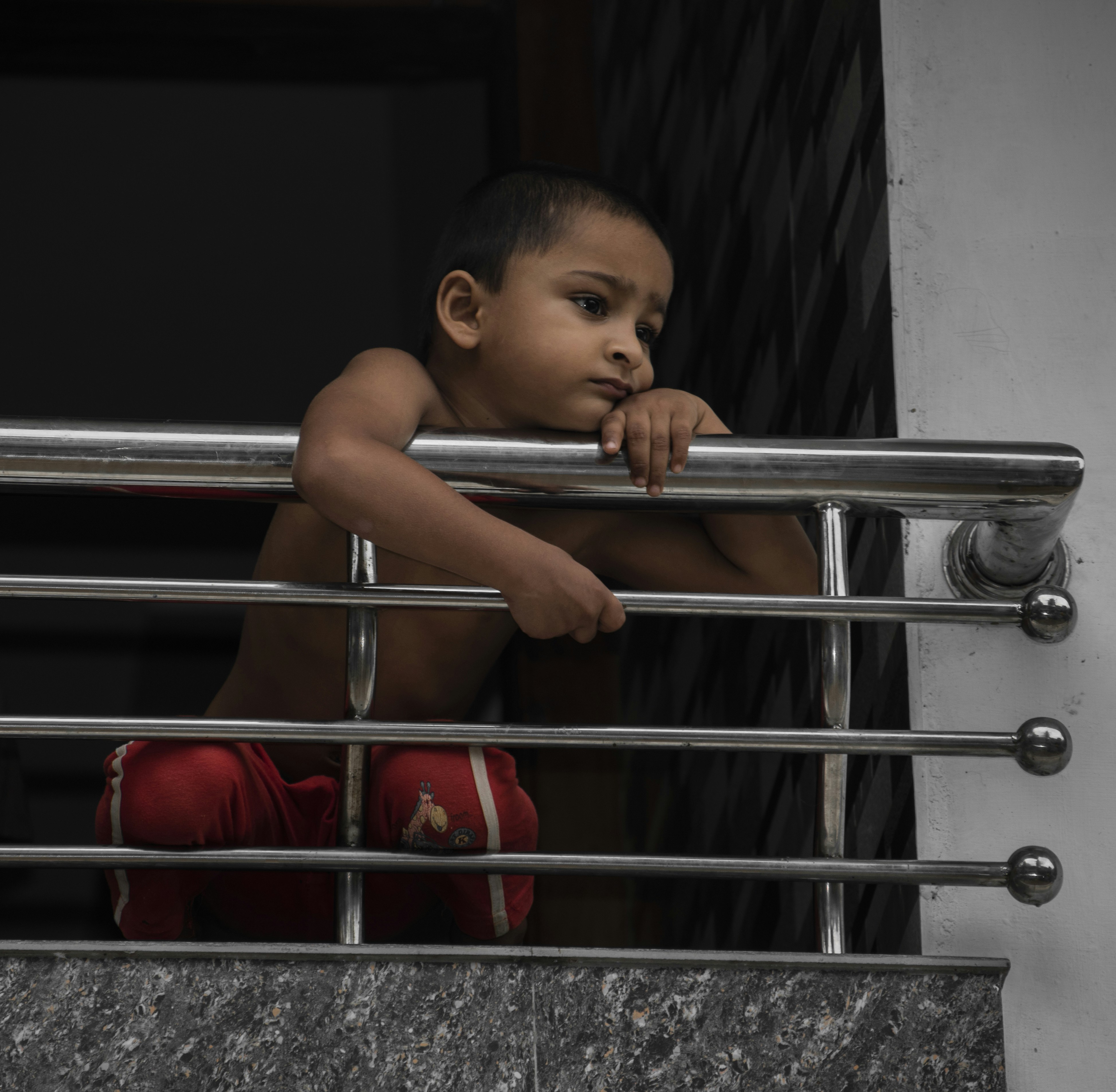 On the Balcony Line: A Quiet Glimpse from the Rail