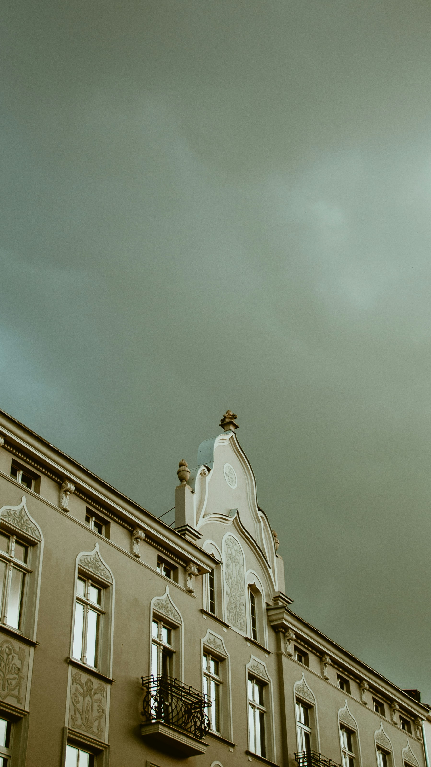 White concrete building under gray sky photo – Free Spire Image on Unsplash