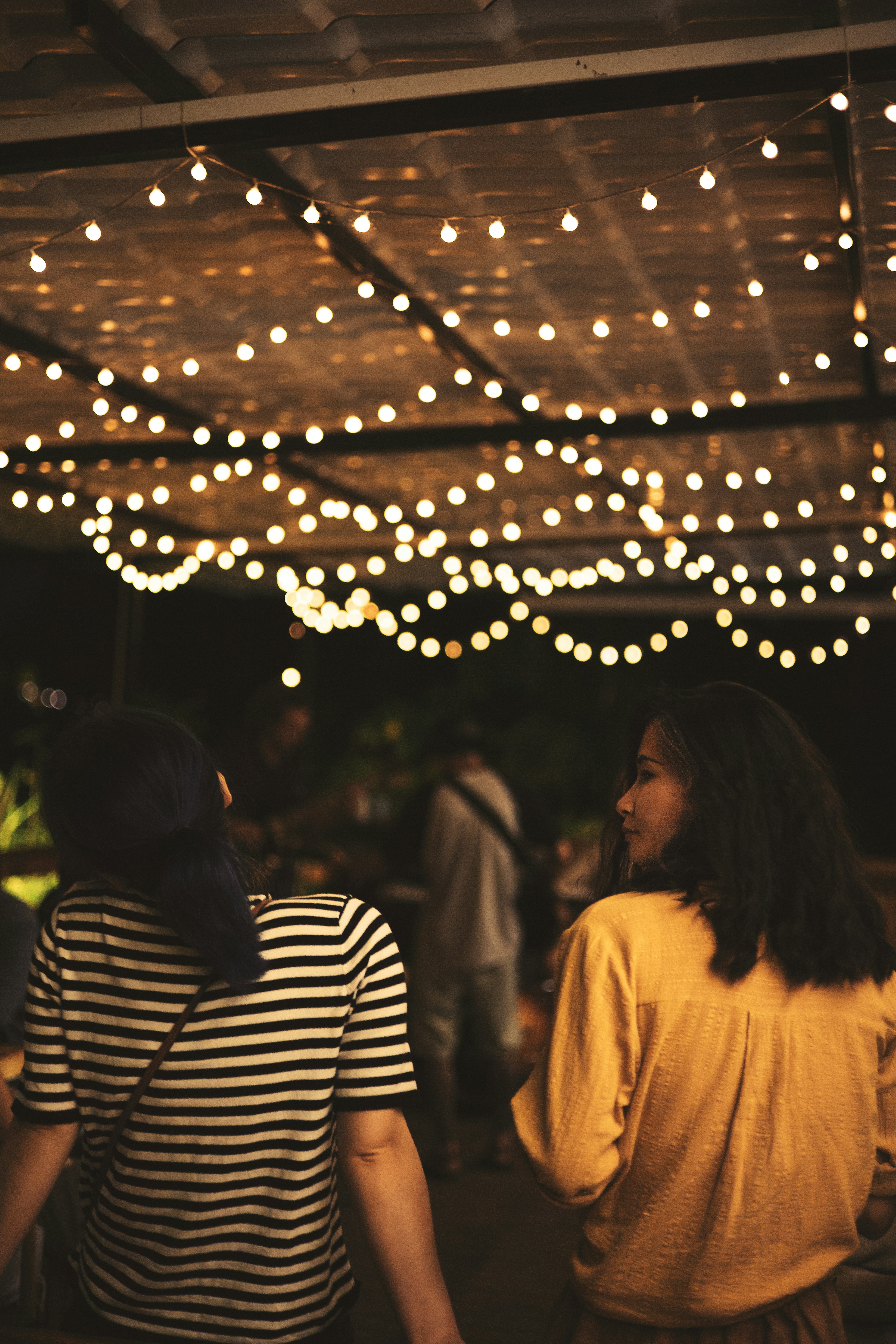A couple of people that are standing under a canopy photo – Free 桂林市 ...