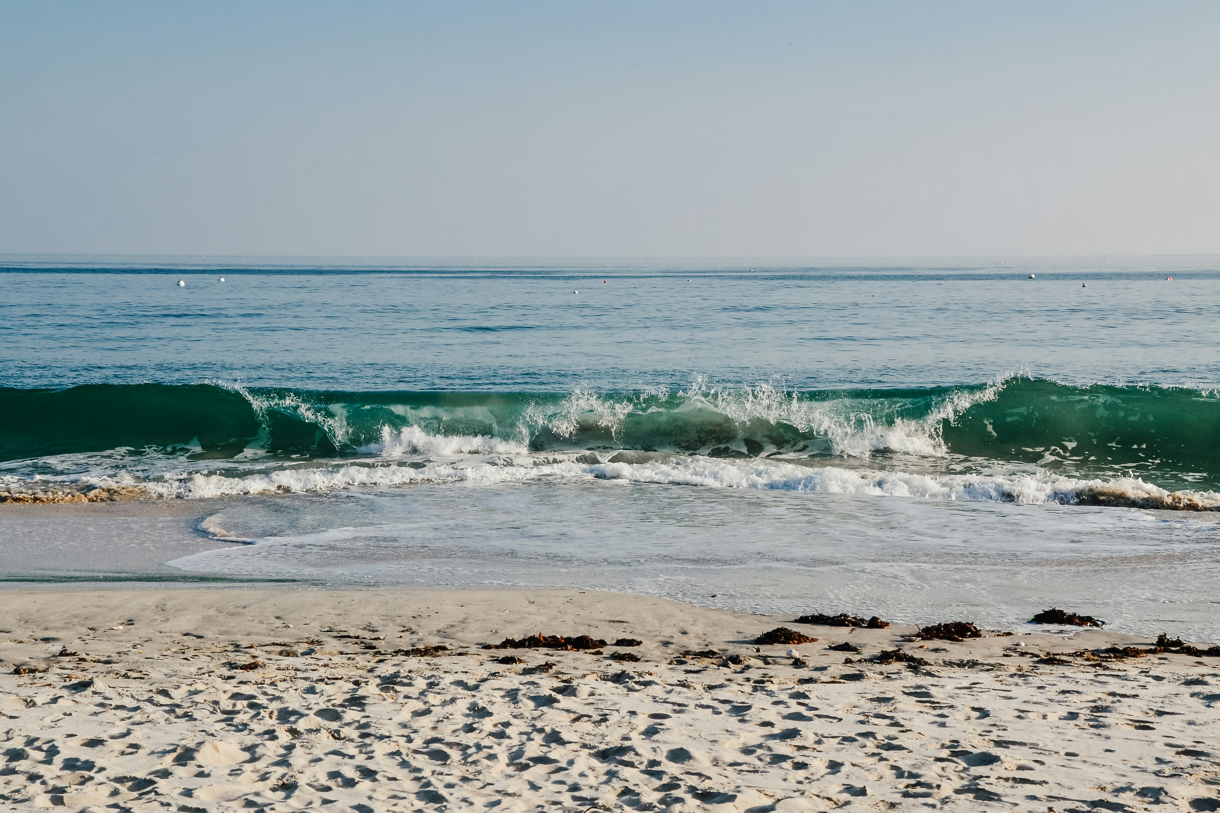 Les vagues de la mer s’écrasent sur le rivage pendant la journée photo ...