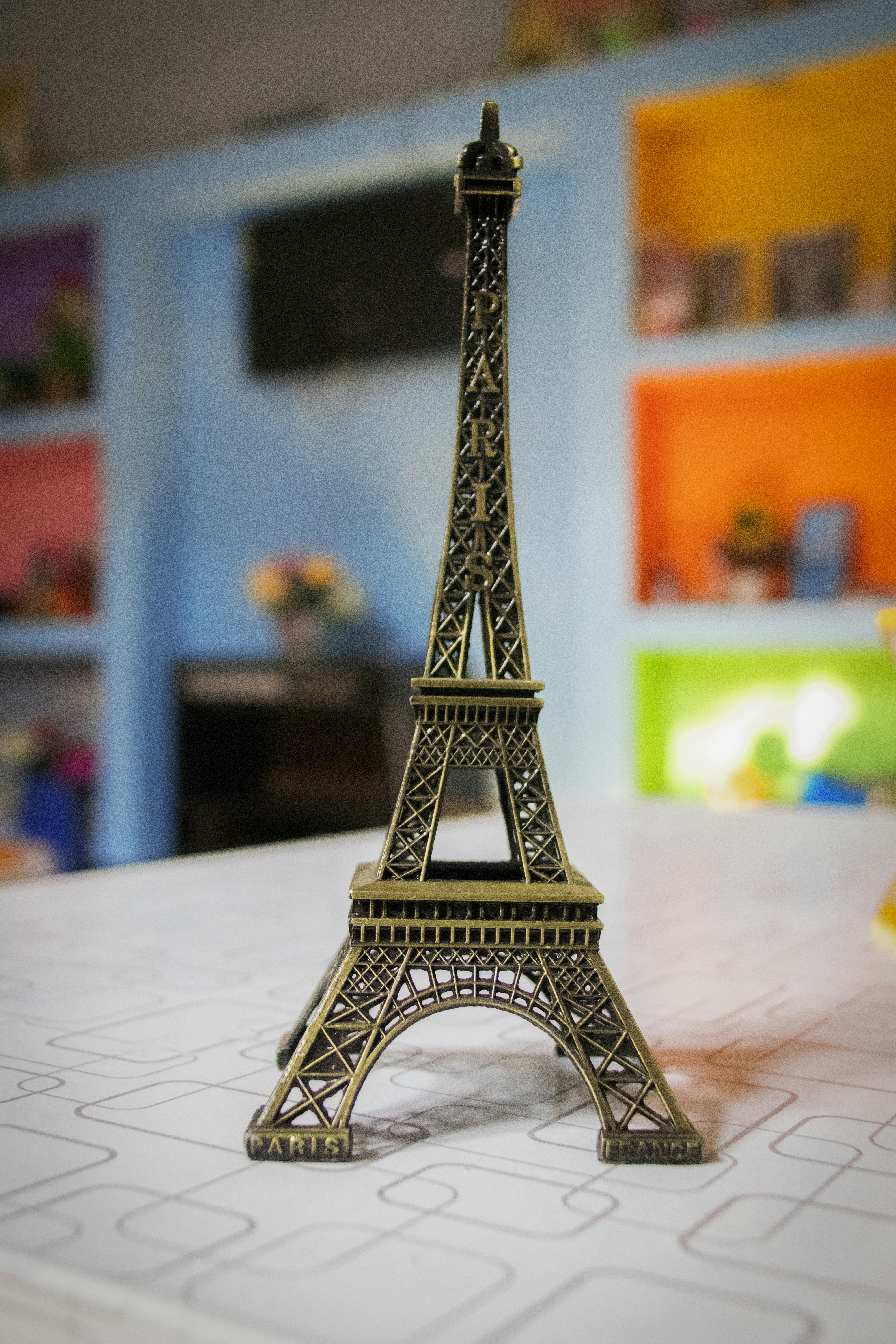 Miniature Eiffel on a tabletop: precision in a playful studio scene