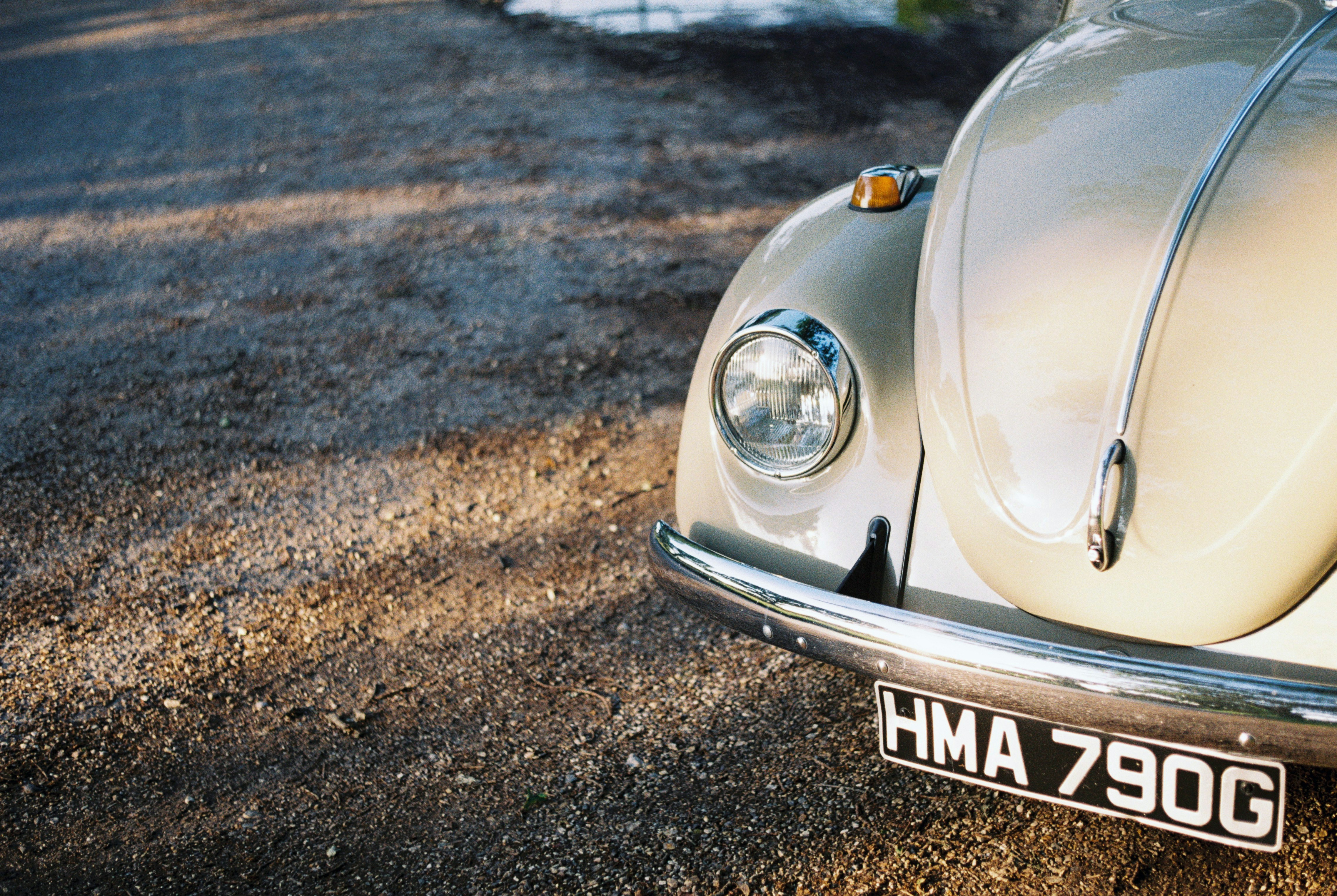 Volkswagen Beetle plateado en la carretera durante el día foto – Imagen ...
