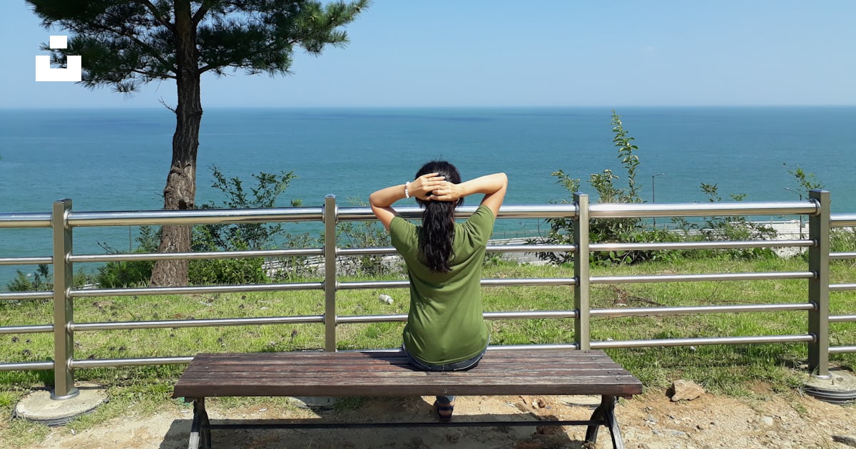 낮 동안 갈색 나무 벤치에 앉아 녹색 티셔츠를 입은 남자 사진 Unsplash의 무료 강원도 이미지