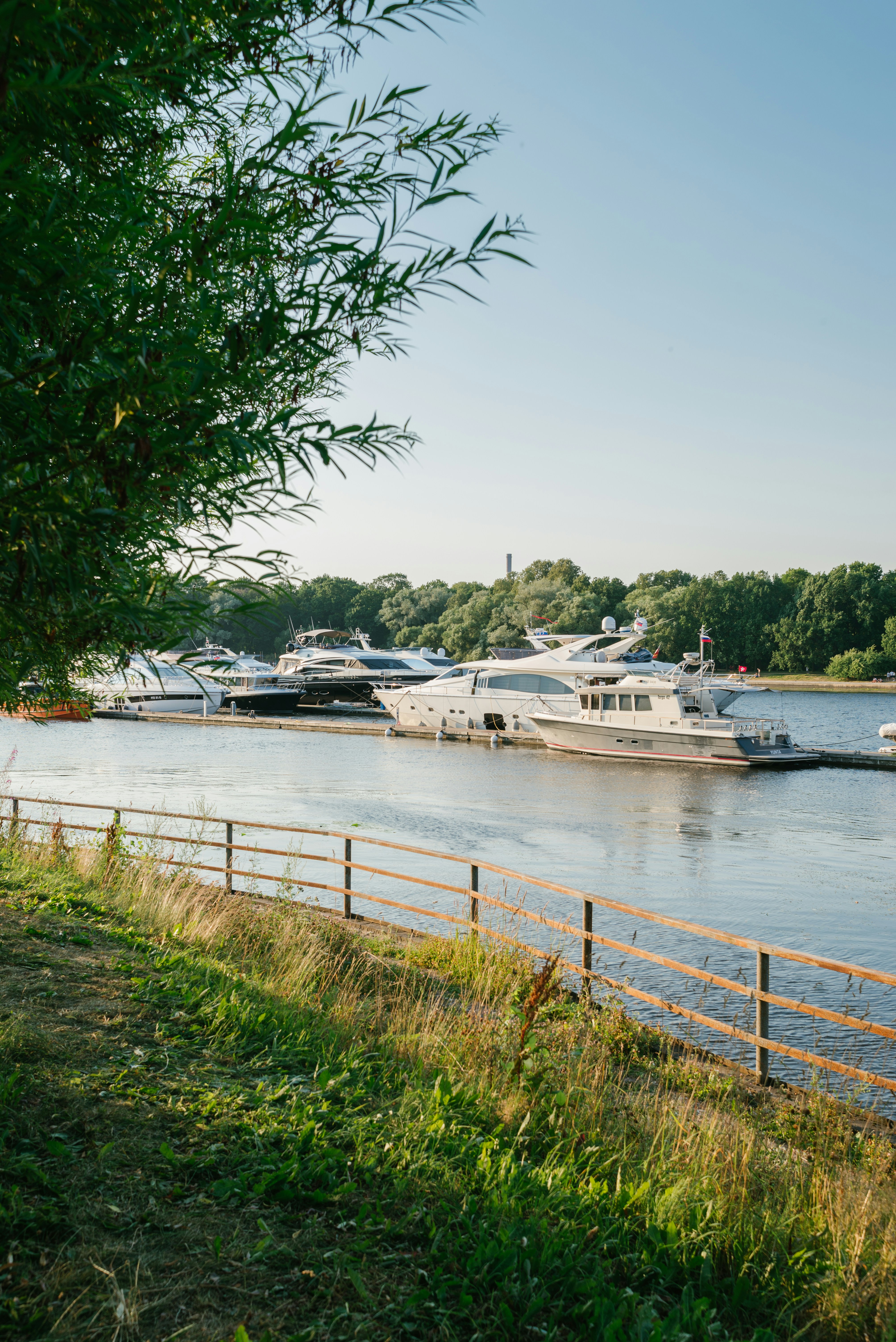 Bote blanco en el cuerpo de agua durante el día foto – Imagen de Rossi ...