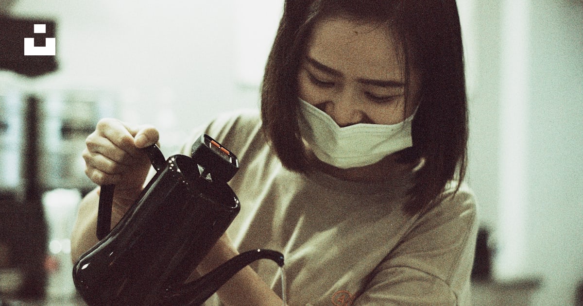 검은색 Dslr 카메라를 들고 있는 흰색 긴팔 셔츠를 입은 여자 사진 Unsplash의 무료 영화 사진 이미지