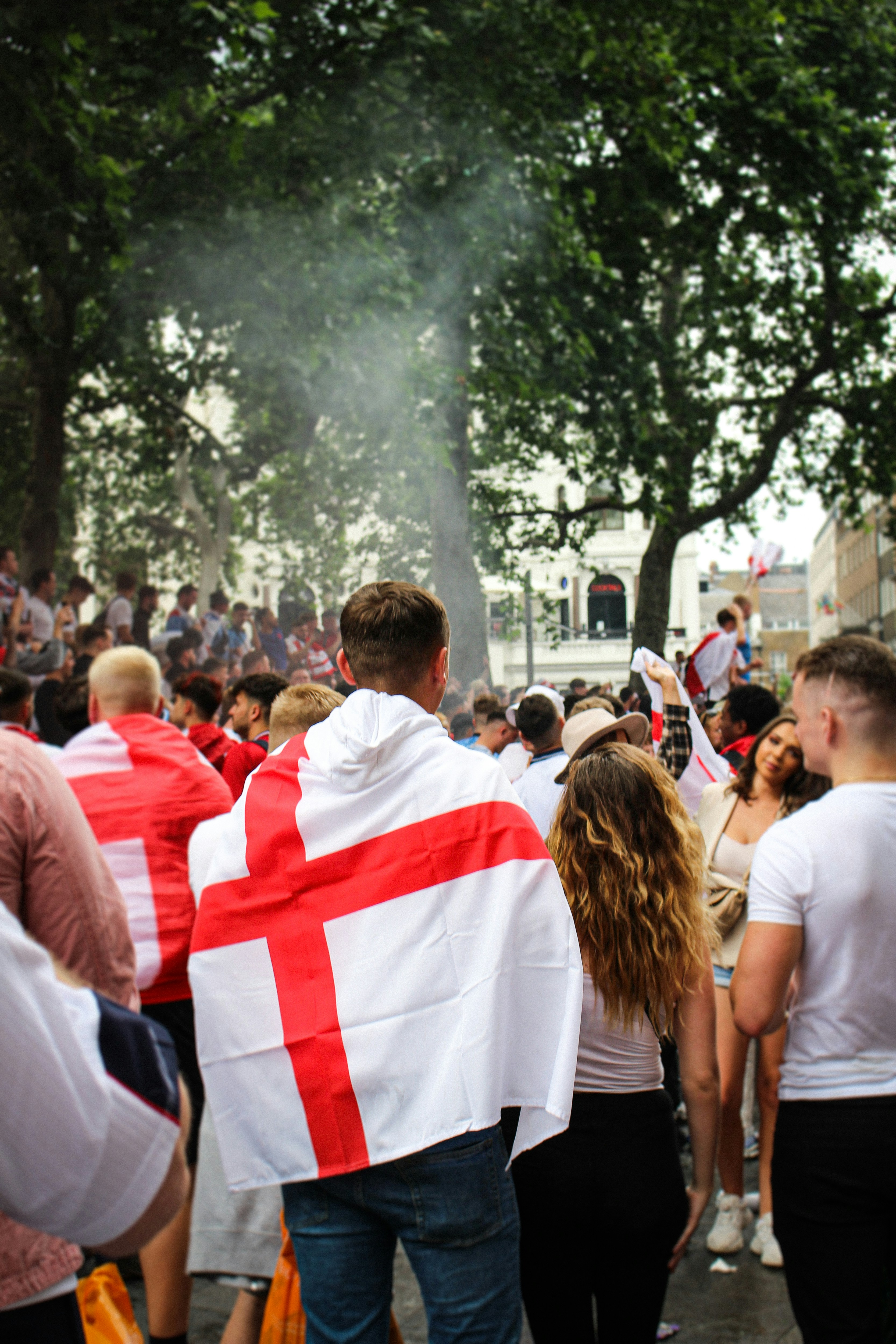 Foto zum Thema Menschen, die sich tagsüber in einem Park versammeln ...