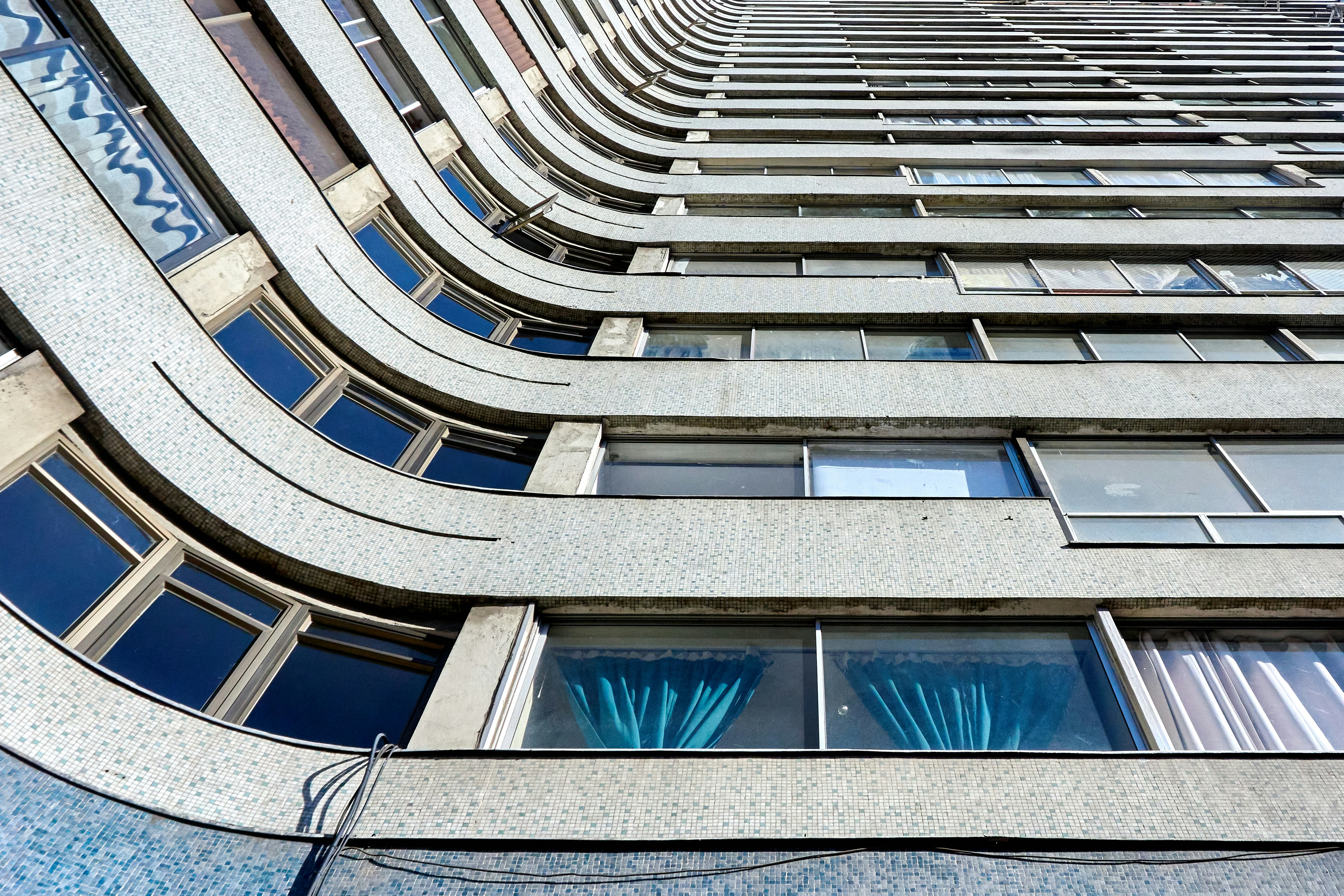 Ribbons of Concrete: A Vertical Wave of Facade
