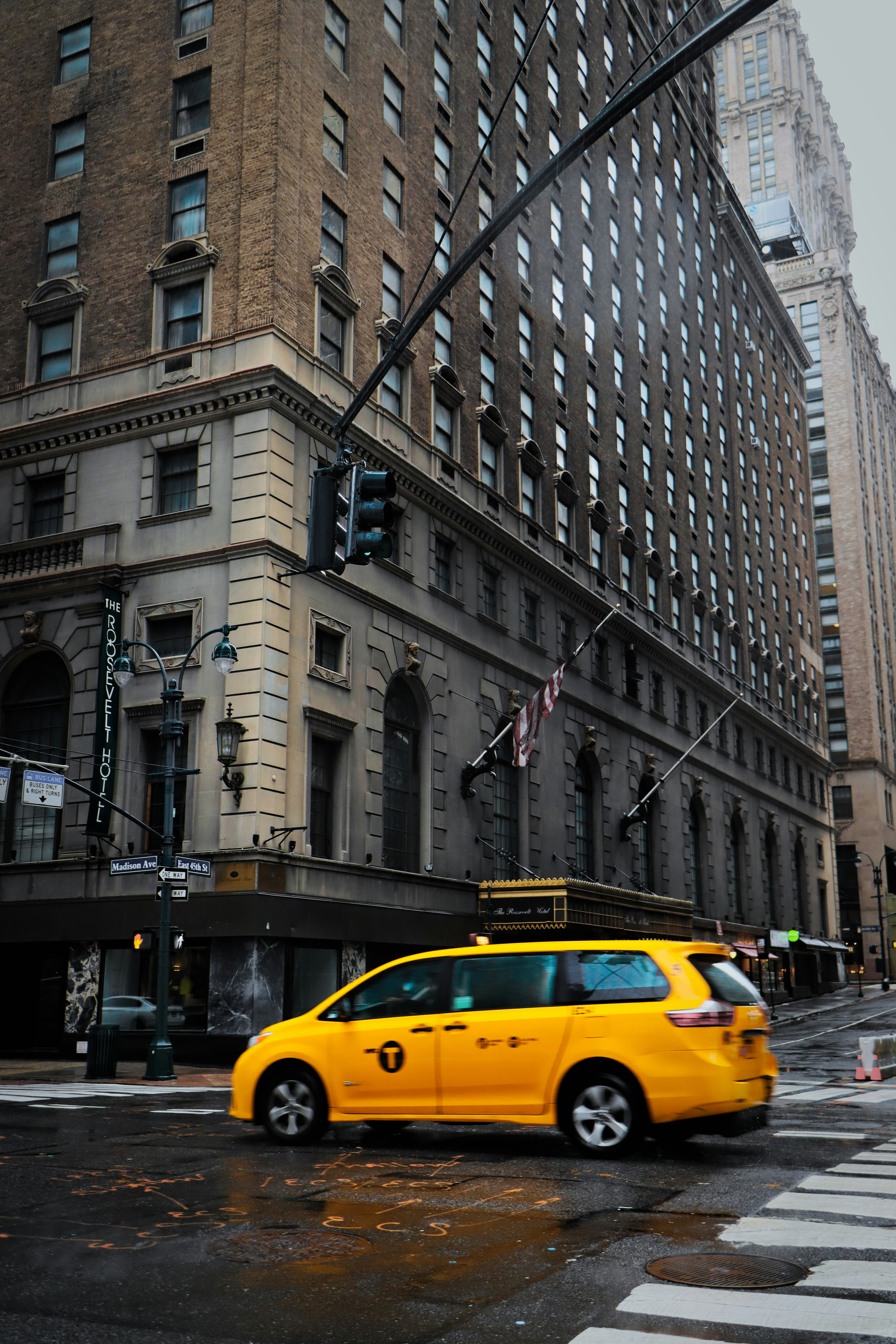 Foto Taxi amarillo en la carretera cerca del edificio durante el día – Imagen Transporte gratis ...