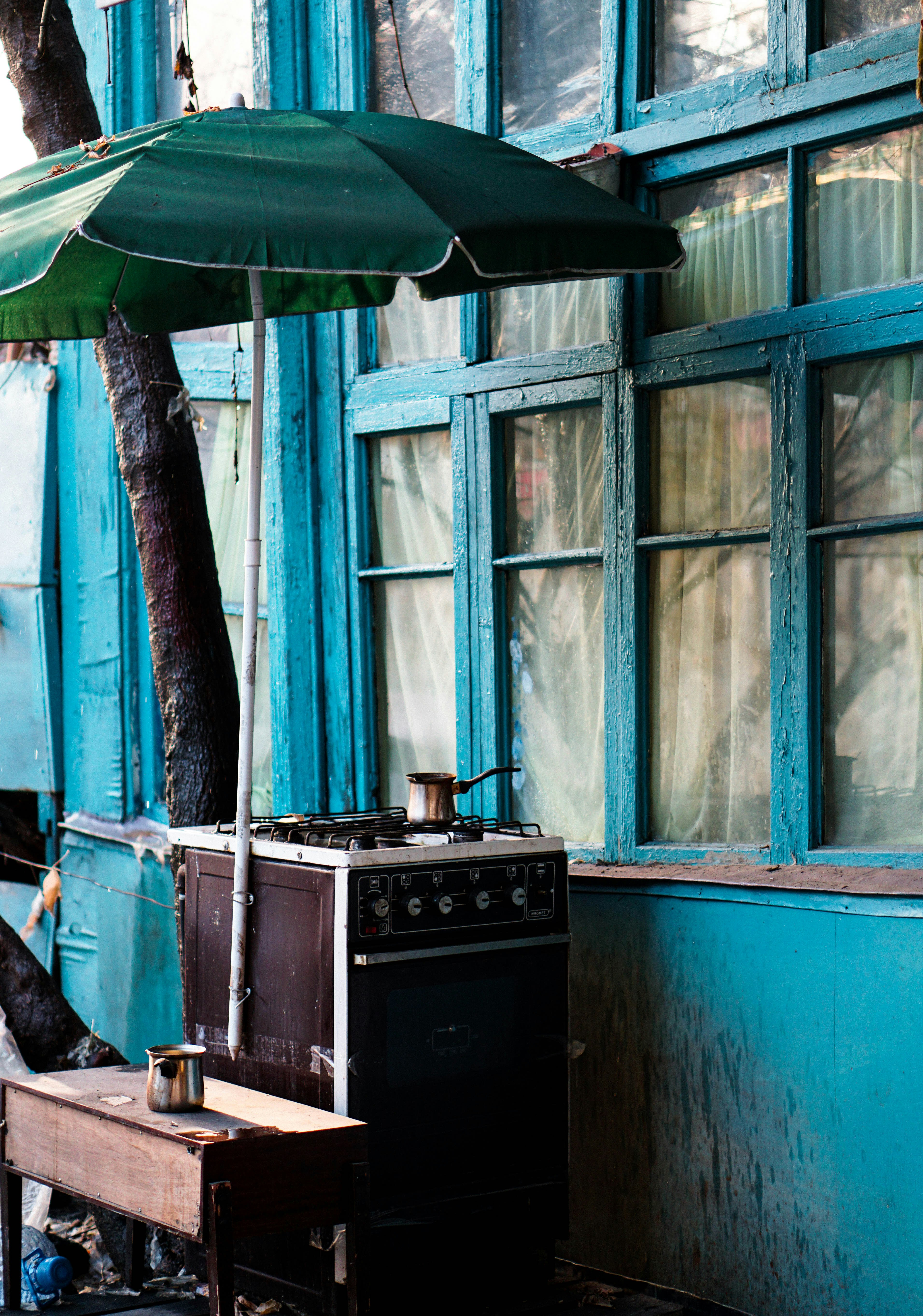 Blue Facade Kitchen: Outdoor Stove Under Glass WindowsShushan Meloyan