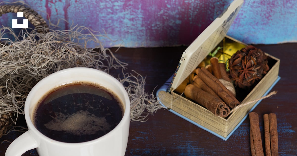 Tasse En Céramique Blanche Avec Café Sur Soucoupe En Céramique Blanche