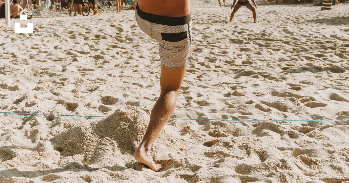 Homme Aux Seins Nus En Short Noir Courant Sur Le Sable Blanc Pendant La
