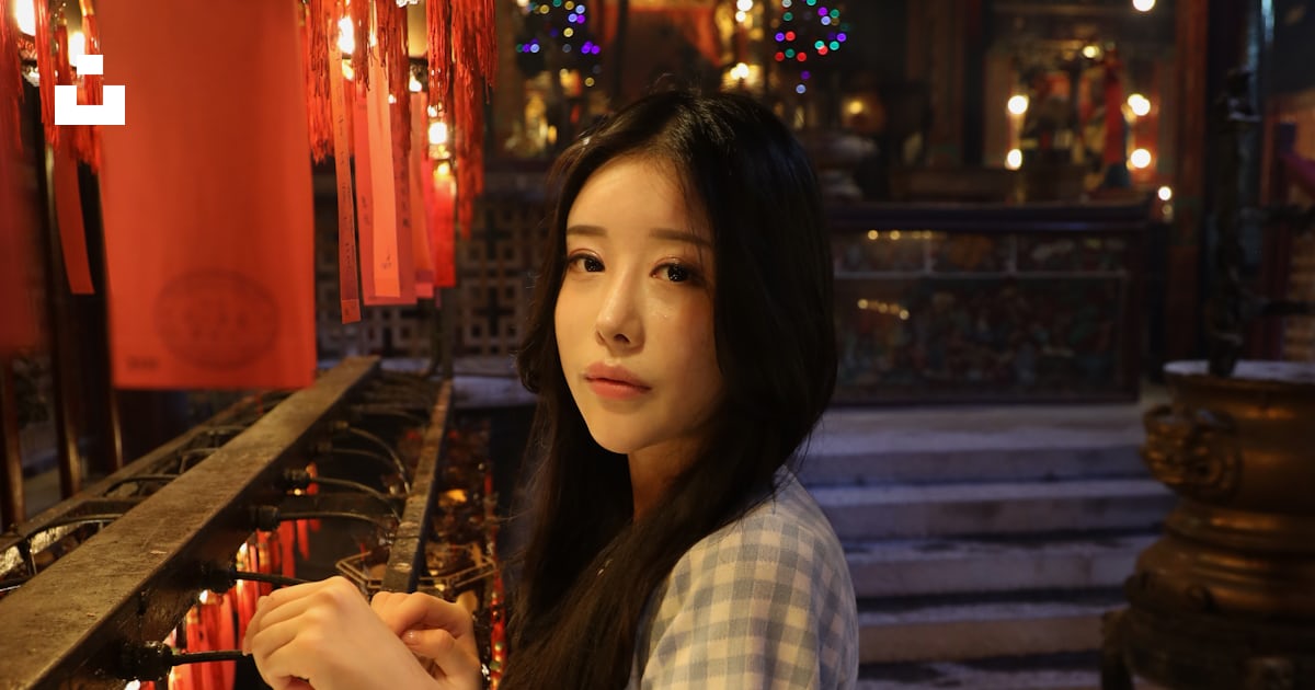 흰색과 파란색 격자 무늬 드레스 셔츠를 입은 여자가 유리병을 들고 있다 사진 Unsplash의 무료 Experiences