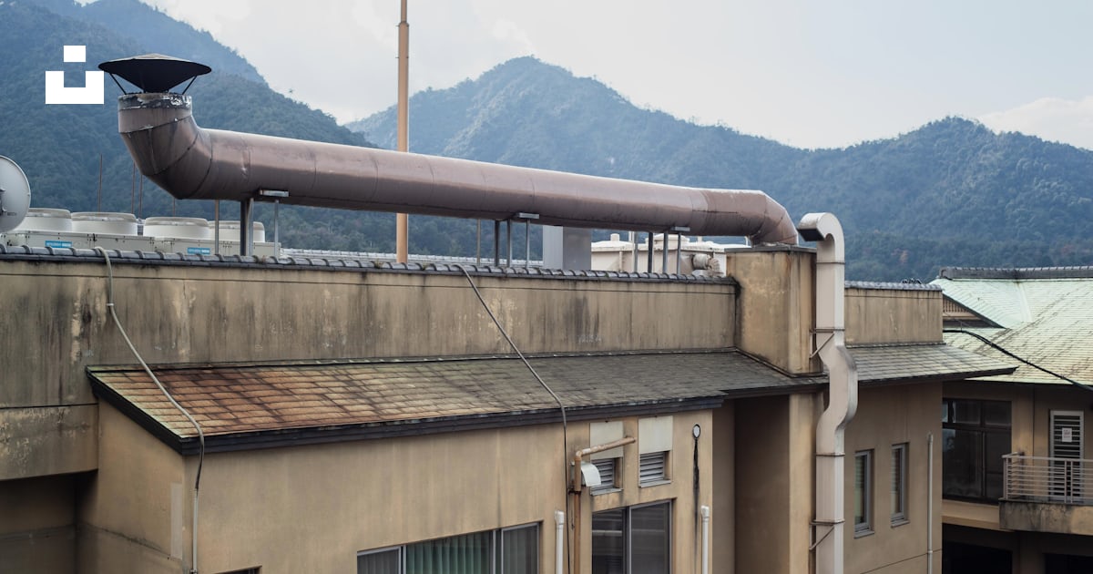 昼間の山の近くの茶色のコンクリートの建物の写真 Unsplashの宮島の無料画像