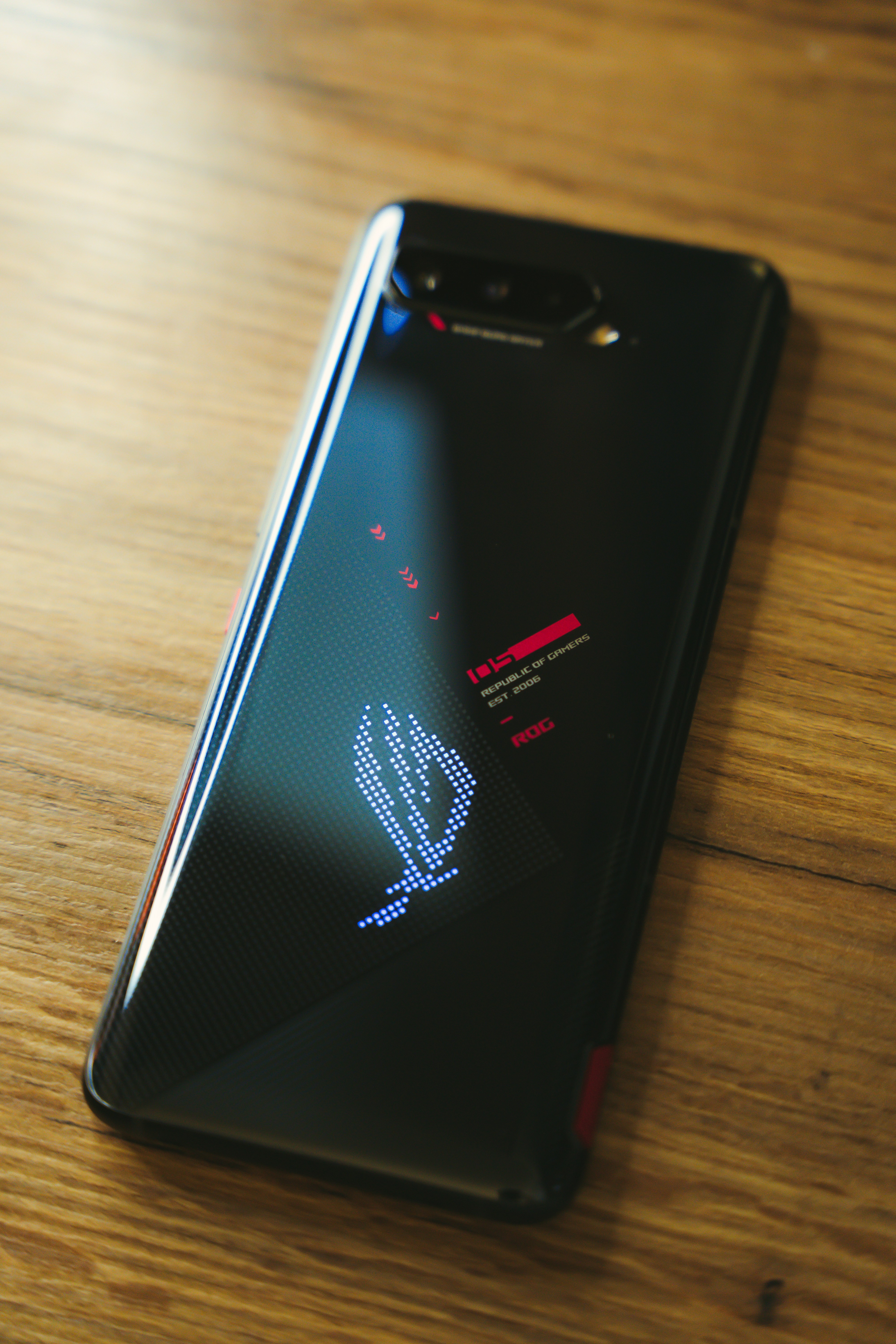 Black android smartphone on brown wooden table photo – Free Phone Image ...