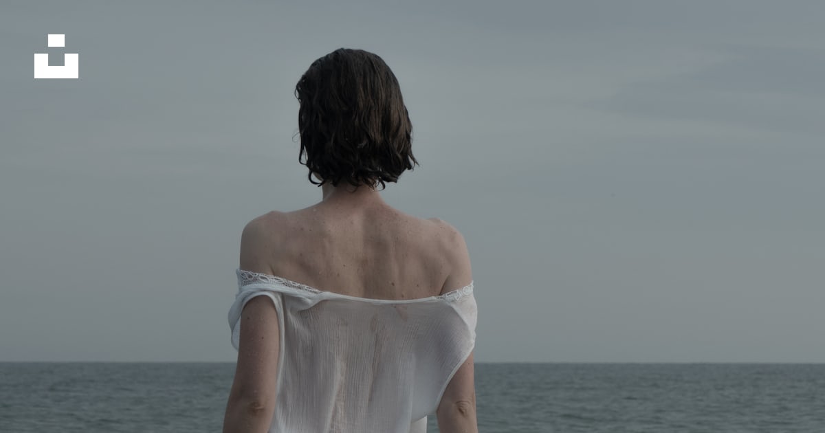 昼間、海岸に立つ白いスパゲッティストラップドレスを着た女性の写真 Unsplashの無料ゼレノグラドスク写真