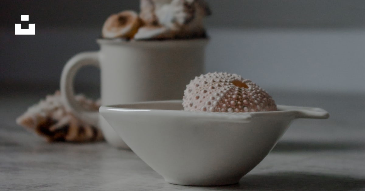 Tasse à Thé En Céramique Blanche Avec Des Perles Brunes Et Blanches Sur