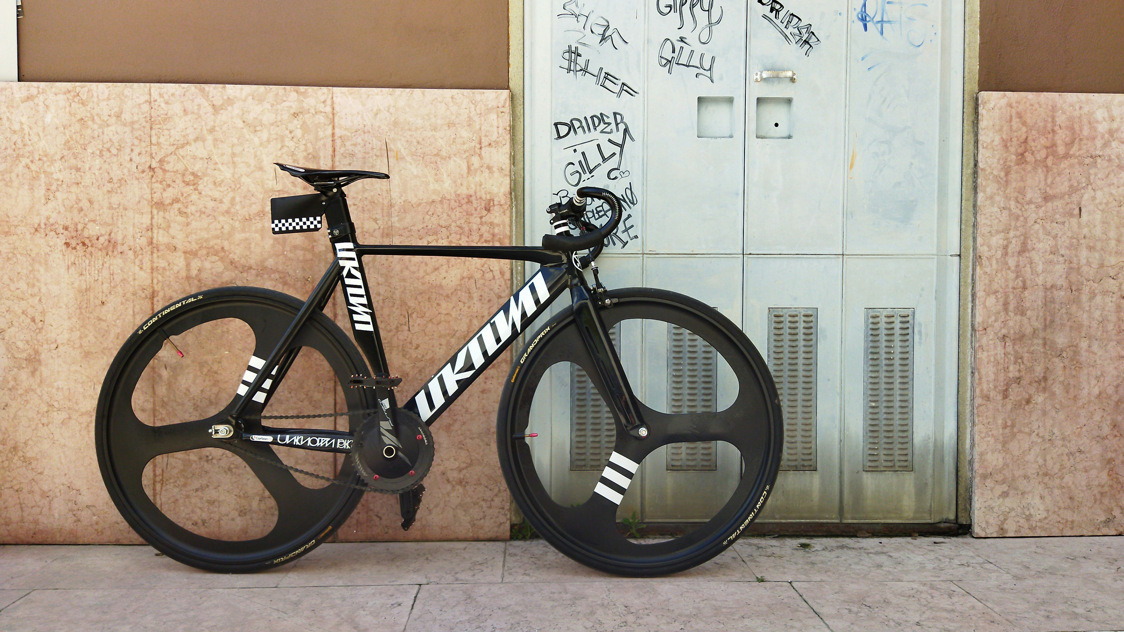 Black and white road bike photo – Free Italy Image on Unsplash