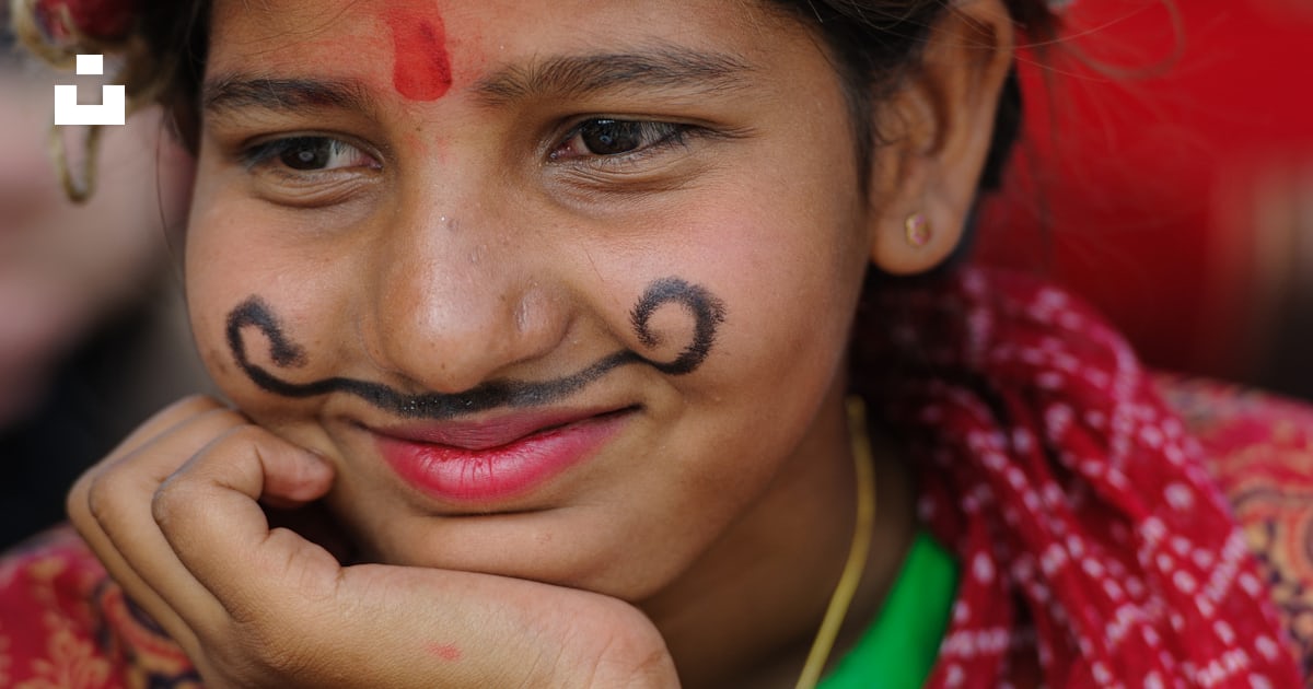 Foto Mujer Con Hiyab Rojo Y Blanco Imagen India Gratis En Unsplash