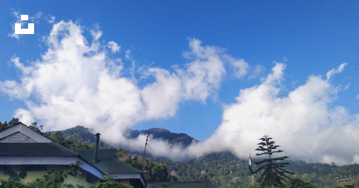 昼間は白い雲と青い空の下に緑の木々と山々の写真 Unsplashの雲の無料画像