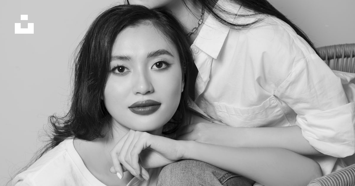 白い長袖シャツを着た女の子の隣に座っている白い長袖シャツの女性の写真 Unsplashの二人の無料画像