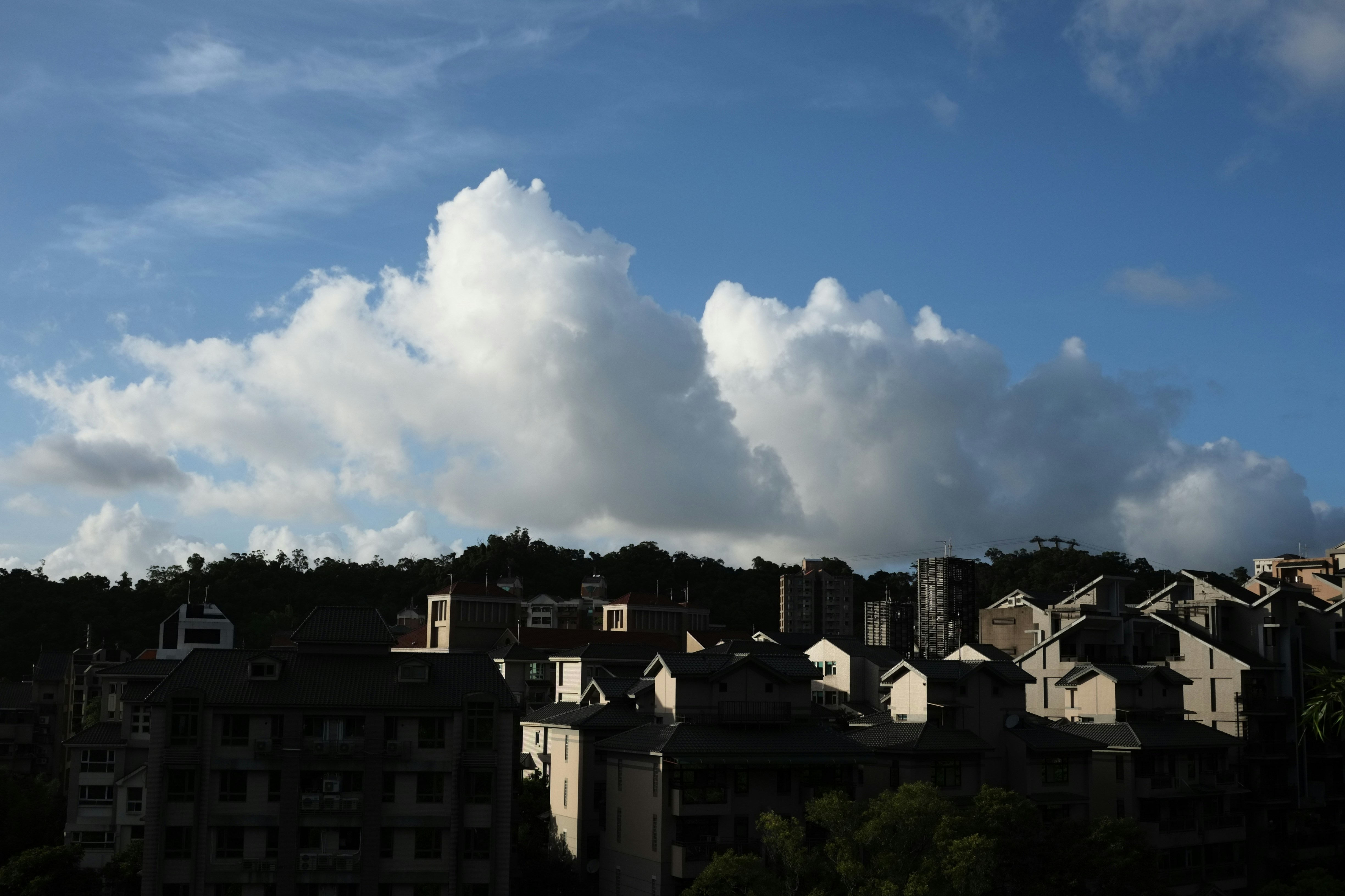 Cumulus Crown Over a Quiet City Horizon