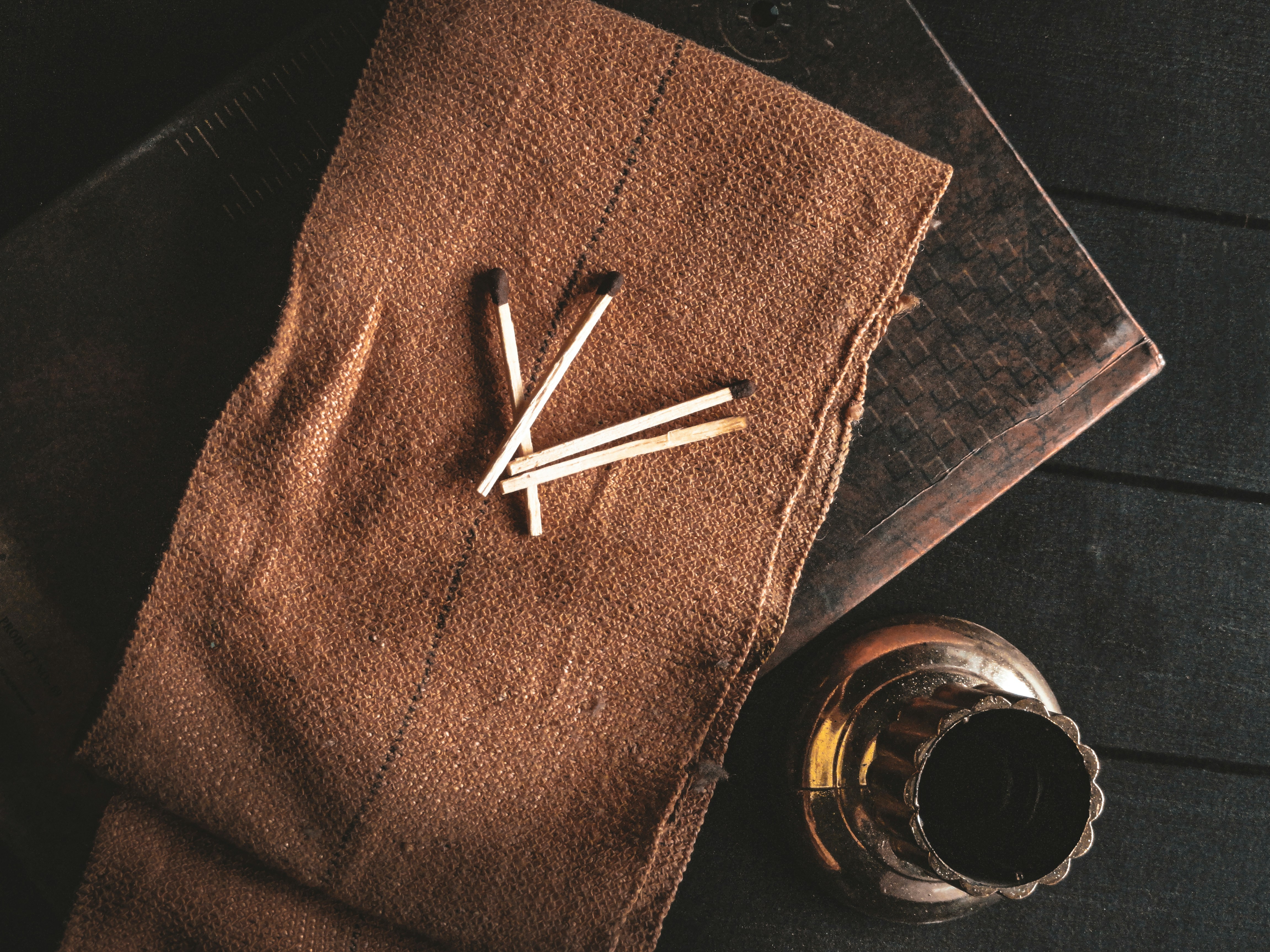 Verre à boire transparent sur textile brun photo – Photo Décoration de ...