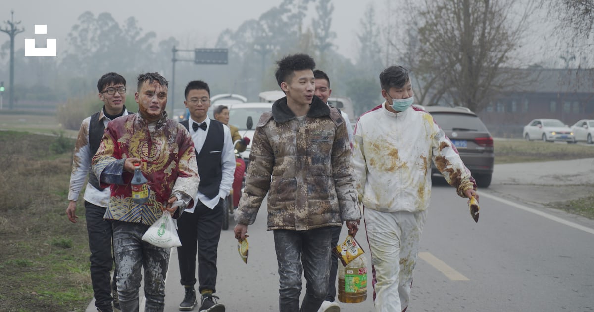 낮 동안 거리를 걷는 사람들의 그룹 사진 Unsplash의 무료 회색 이미지