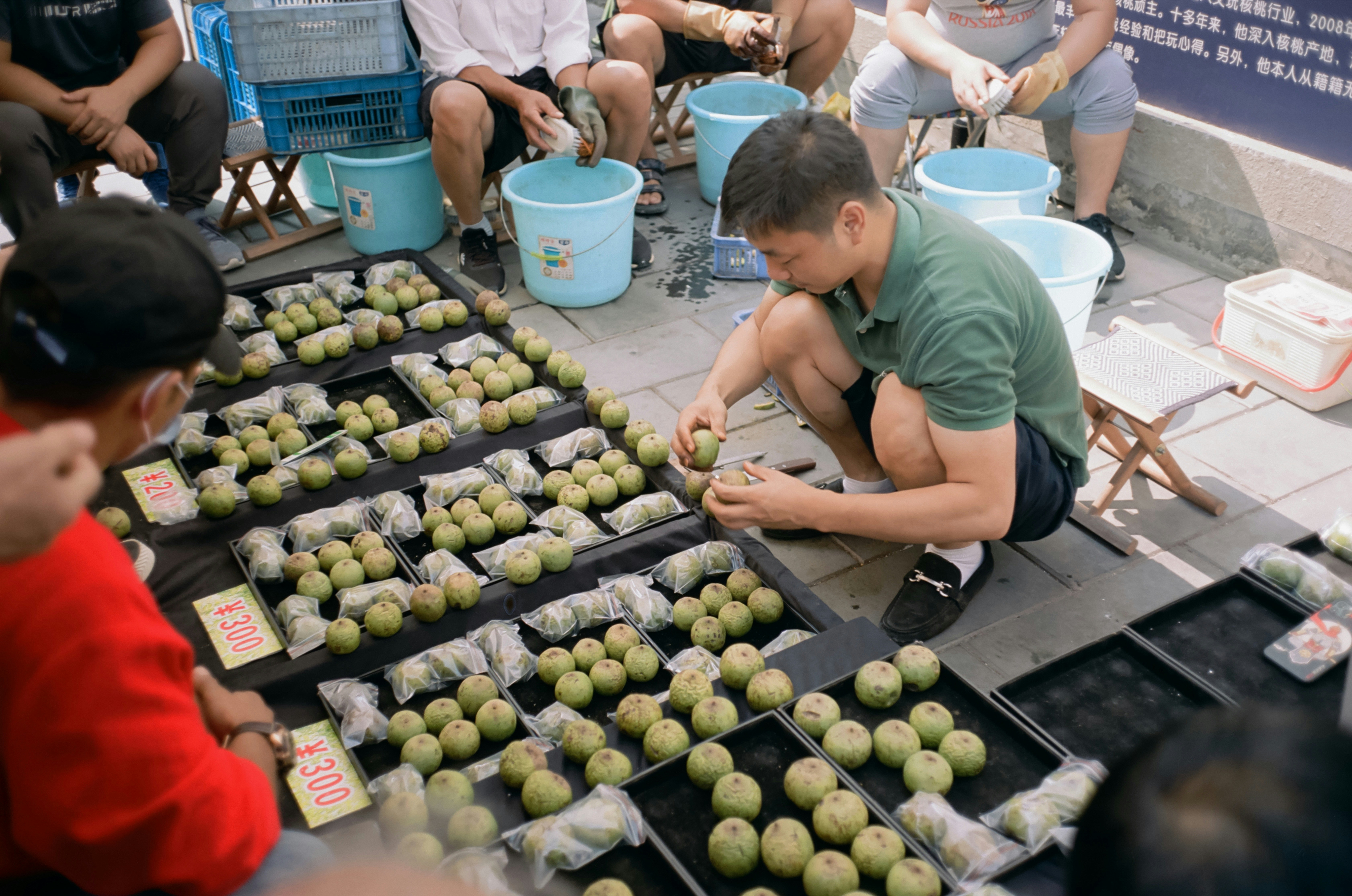   我是啰嗦的“扫街摄工”,如果扫街时不能和别人对话,我就觉得缺少点啥,不过有些场景下,不方便沟通,那选项聆听也是个不错的方式,尤其是在夏天,你总不能大太阳底下和被摄人聊很久吧?还有有些市井的地方,还是闭嘴用心听比较好!
    一个人枯草也罢!但要学会排解!每次按下快门前和“黑盒子”对话也是不错的选择,有时候我挺感激“黑盒子”的,我们总是一起启程去流浪,虽然黑黑的你没有华厦美衣裳(我也不愿意给你套皮套),和你相处时心里充满着灵感,我们要逛遍城市的每个角落,看一看这座城市的种种故事和温暖.
    每次路过艺术中心,有展我都是会进去看的,很随意不会只看喜欢的,毕竟里面有形形色色的人,受点艺术的熏陶也没什么不好,在以下的场景时我一般都选择聆听:
    